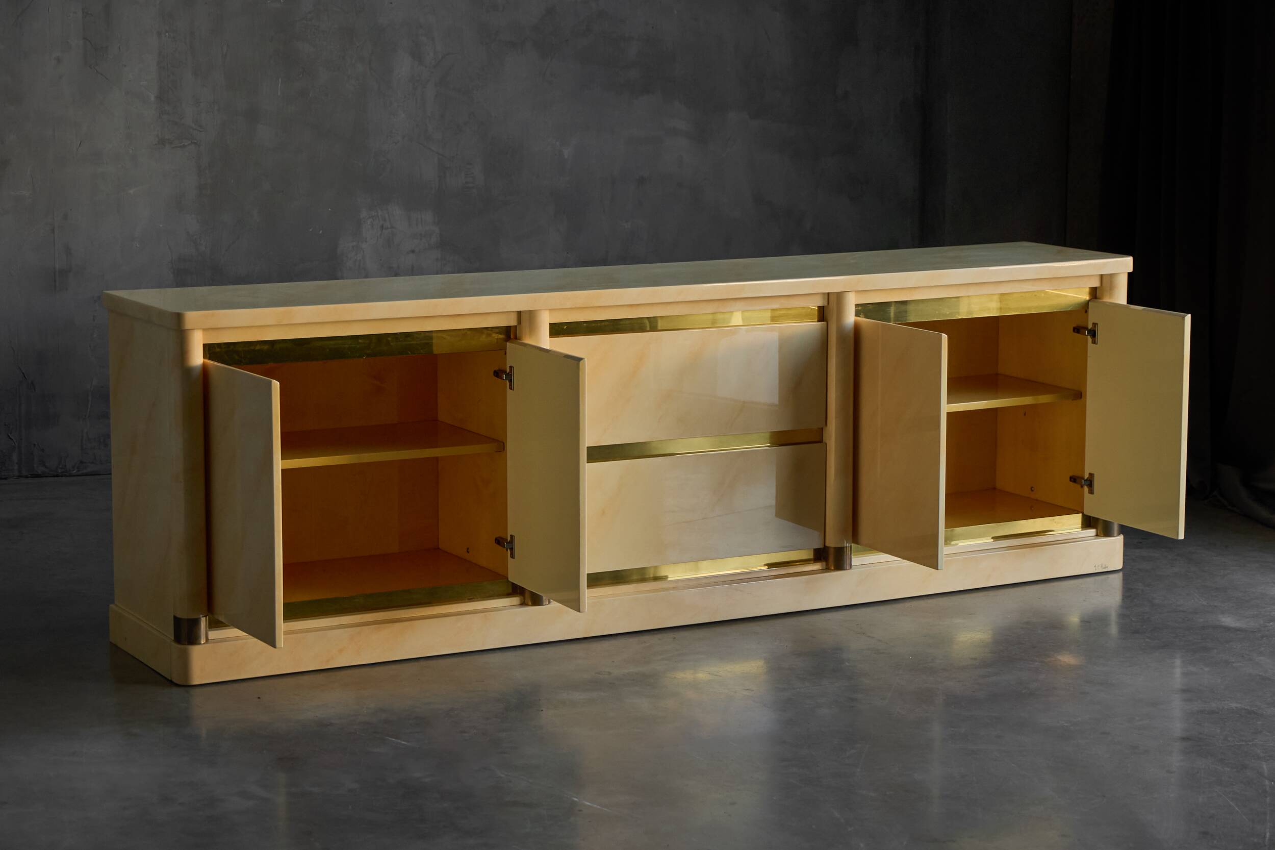 Buffet laqué imitation marbre de Jean Claude Mahey, France, années 1970 ...