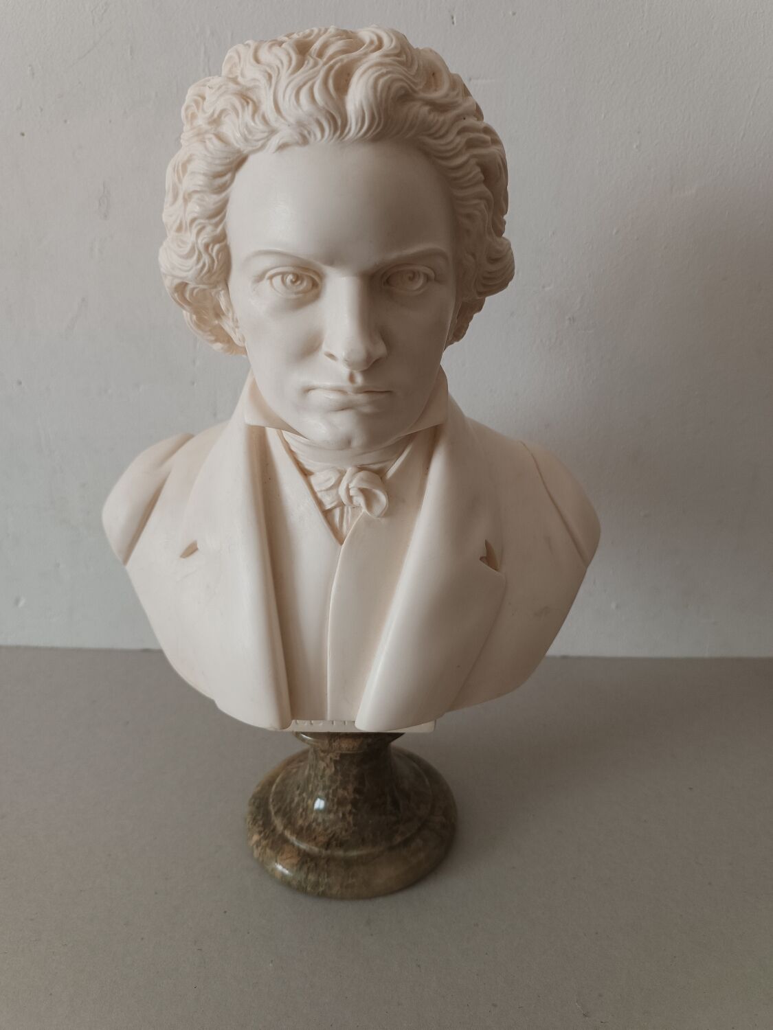 Buste de Beethoven en albâtre signé Giannelli sur socle marbre vert ...