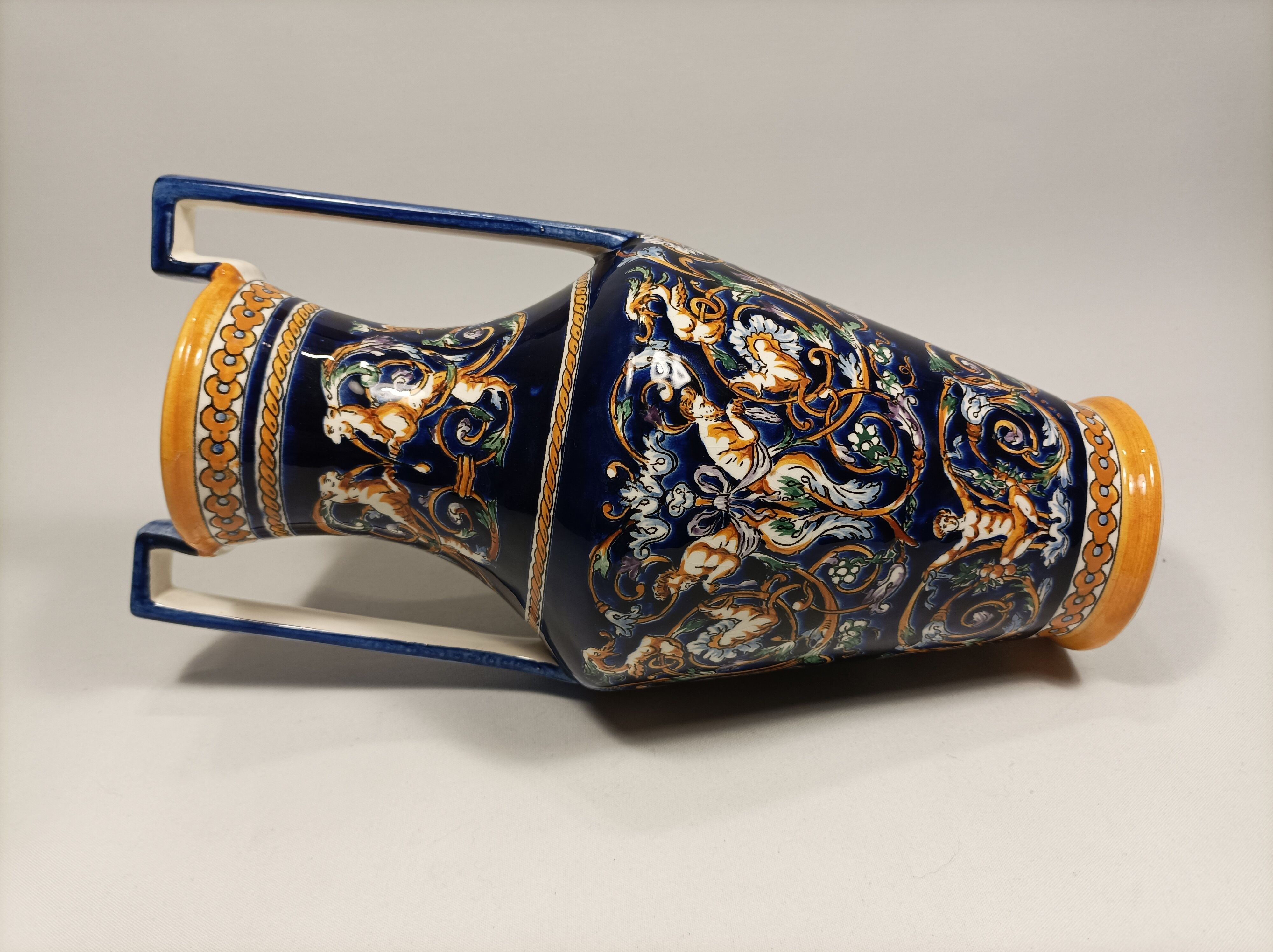 Vase amphore grand modèle Gien, décor Renaissance fond bleu. | Selency