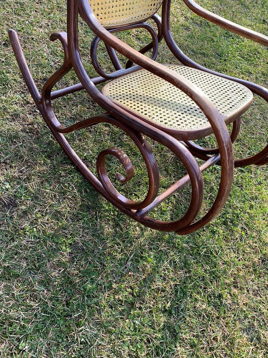 Rocking-chair Thonet en bois courbé marron, assise d'époque, style ...