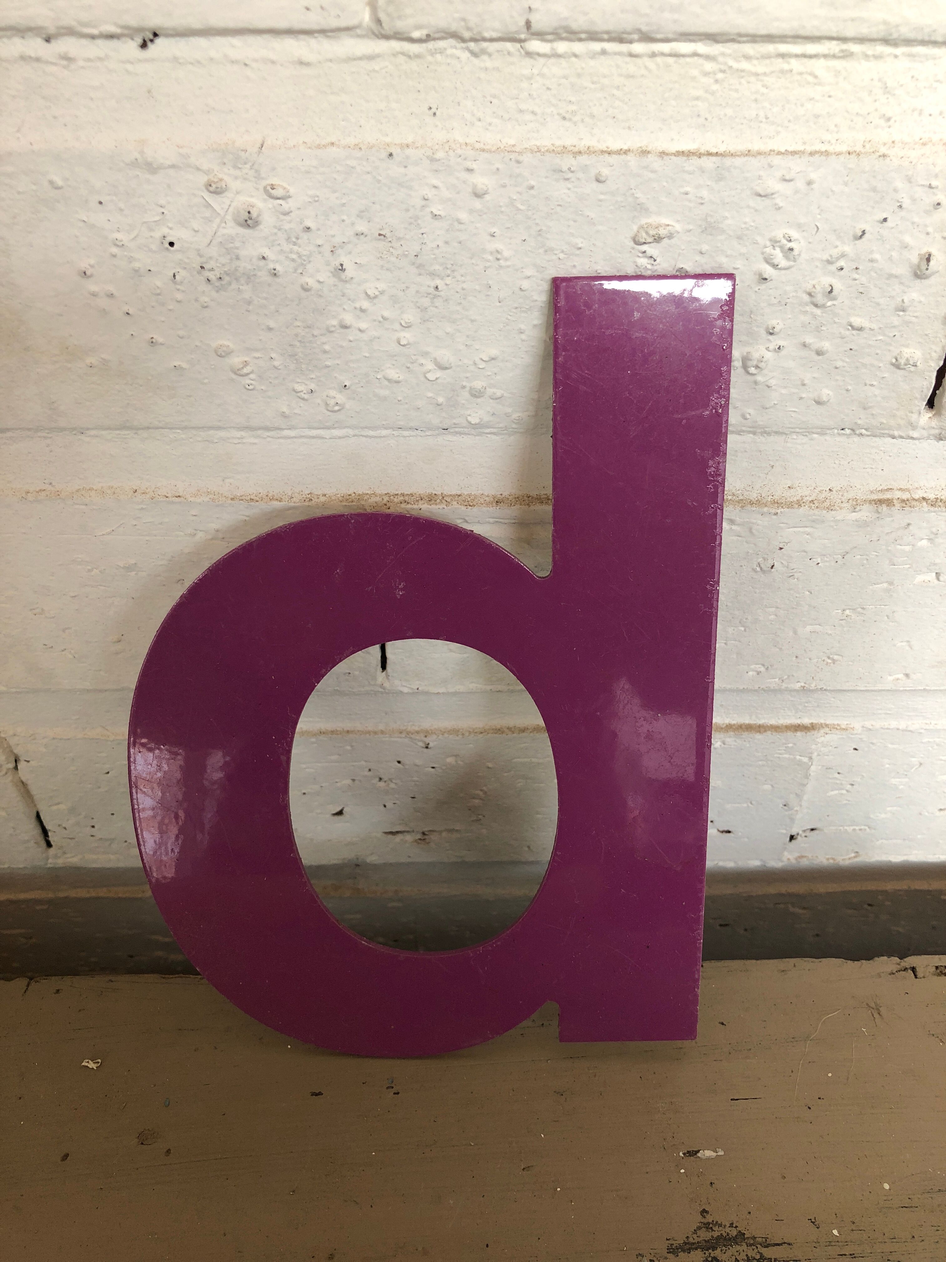 Lettre violette « d » ou « p » | Selency