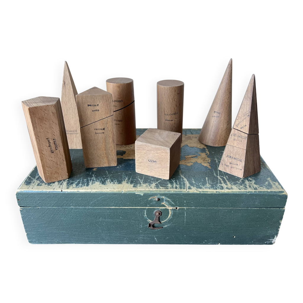 Formes géométriques éducatives en bois antique vintage. Italie, début ...