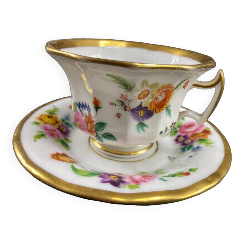 Tasse et sous-tasse en porcelaine Vieux Paris XIXe à décor floral ...