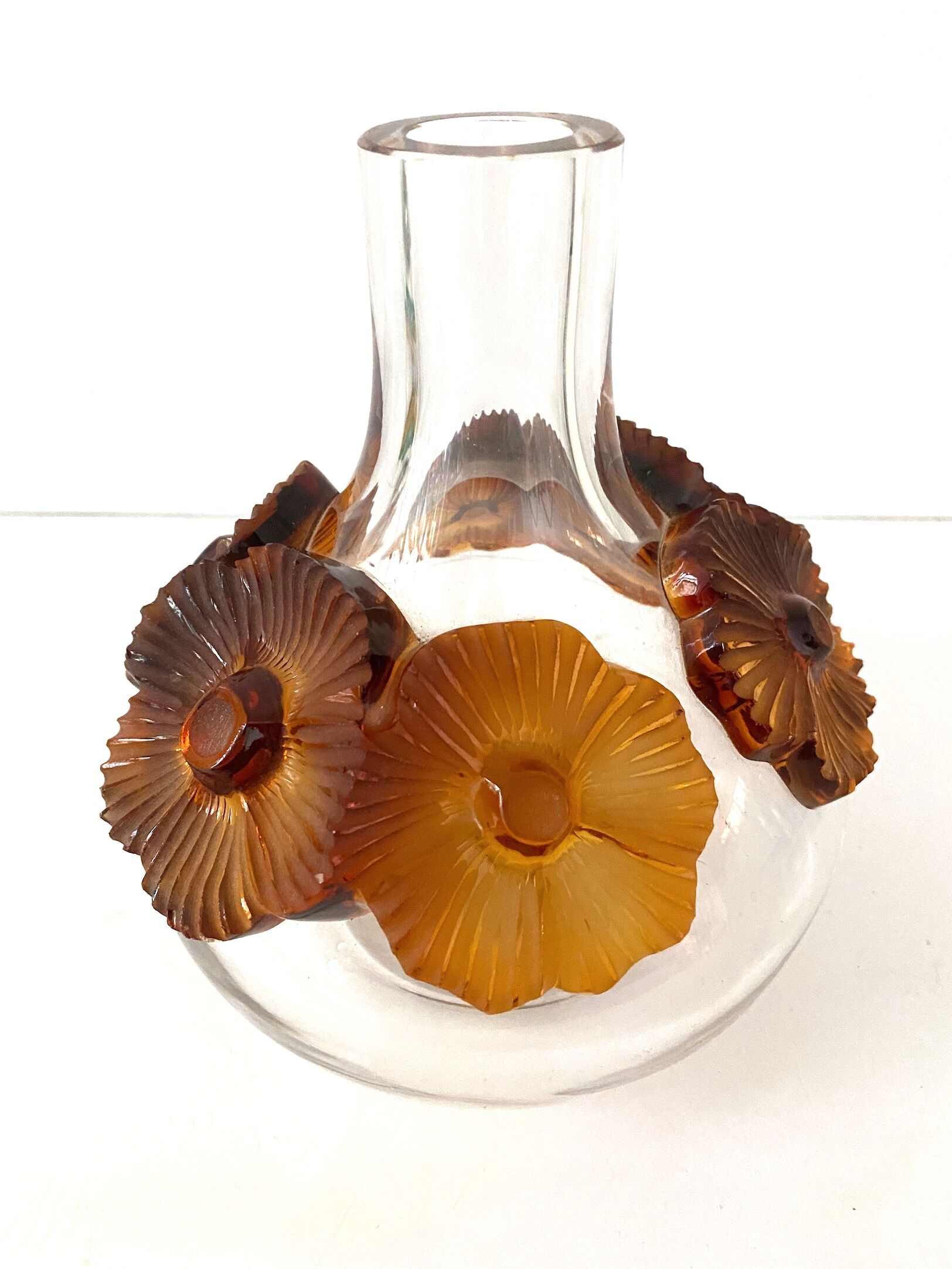 Vase de René Lalique en cristal et fleurs anémones en applique en pâte ...