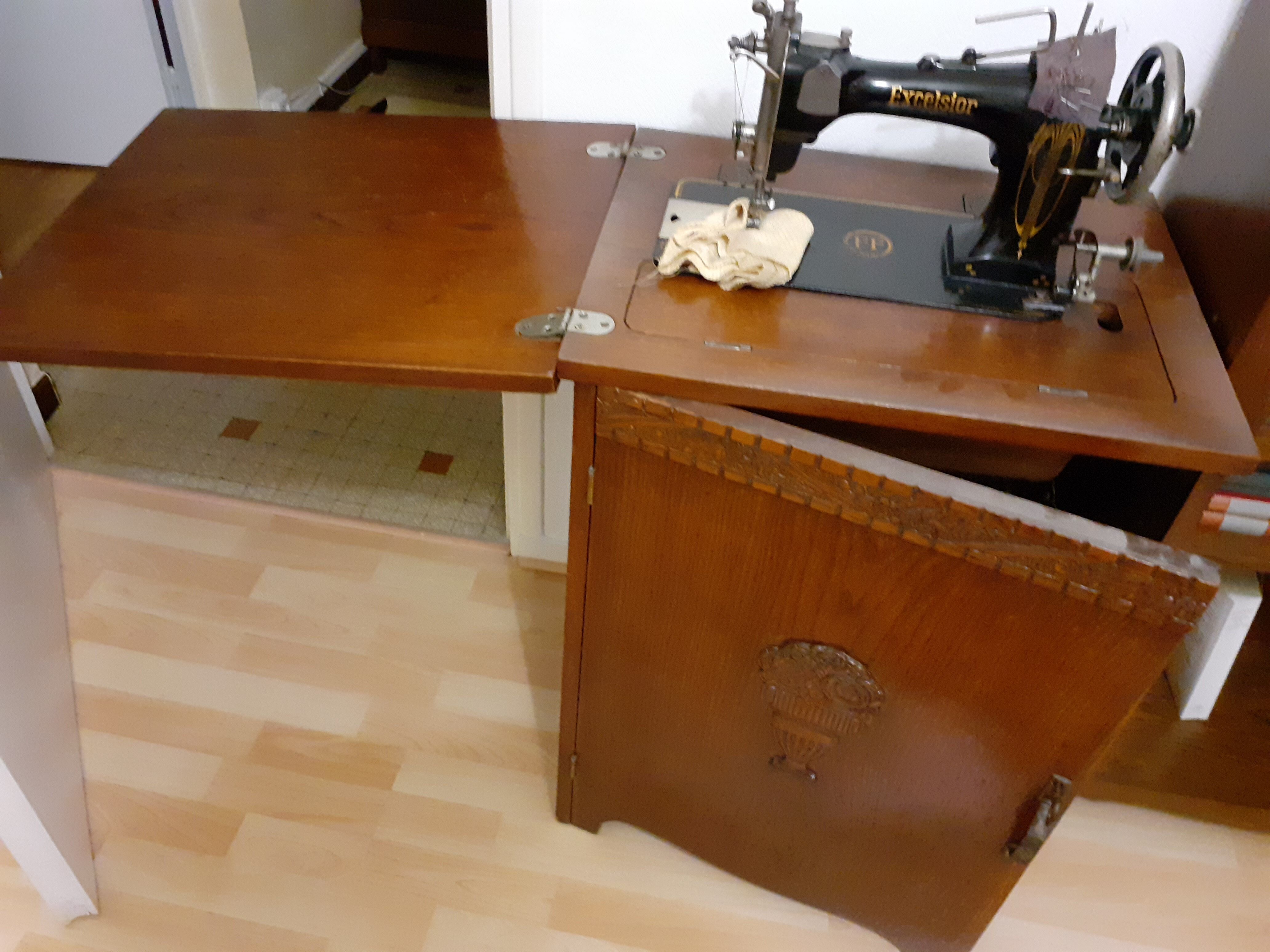 Machine a coudre ancienne de marque excelsior | Selency