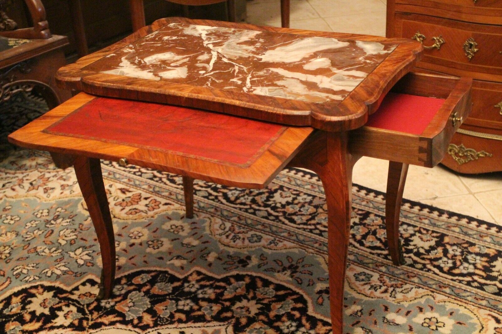 Table basse à décor marqueté plateau marbre tiroir tablette escamotable ...