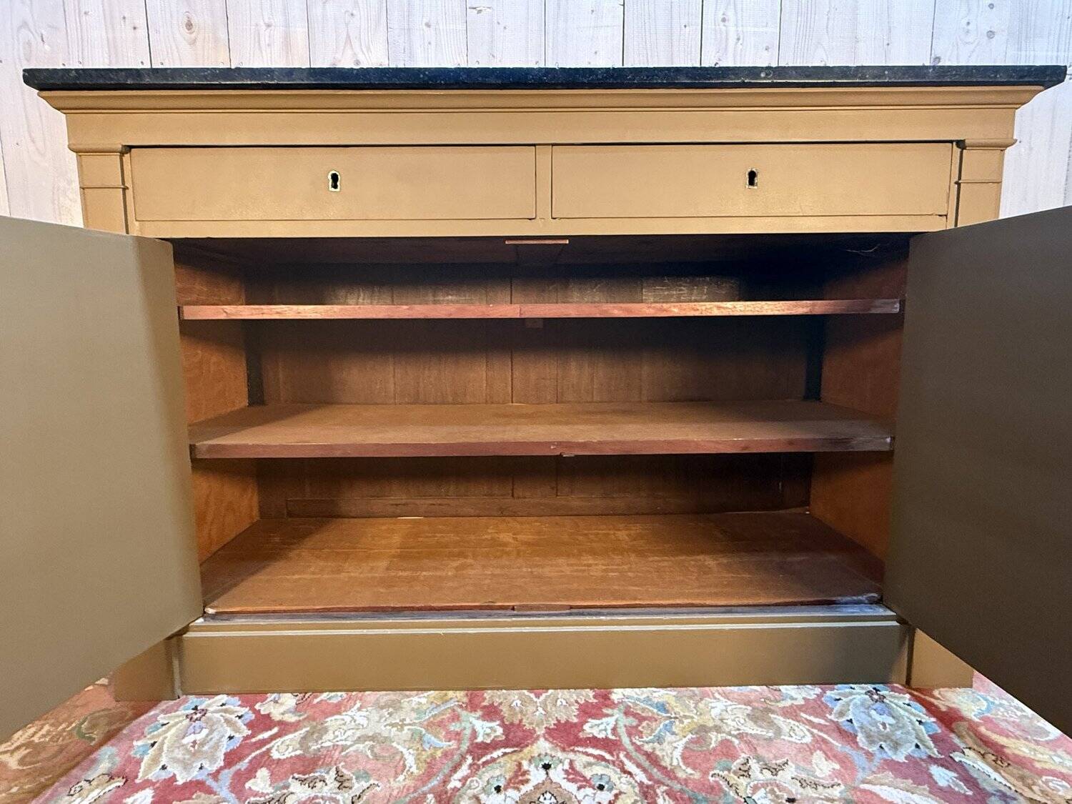 Buffet à plinthes Louis Philippe en bois peint et marbre noir | Selency