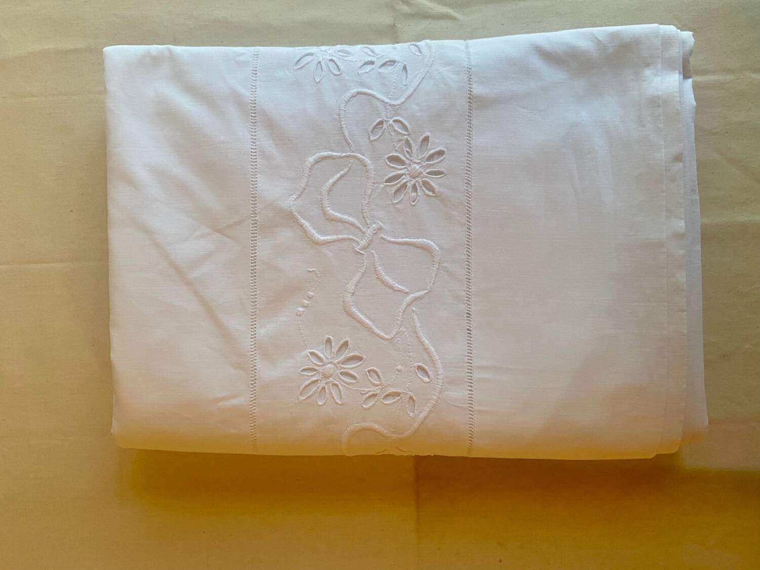 Drap blanc ancien brodé main | Selency