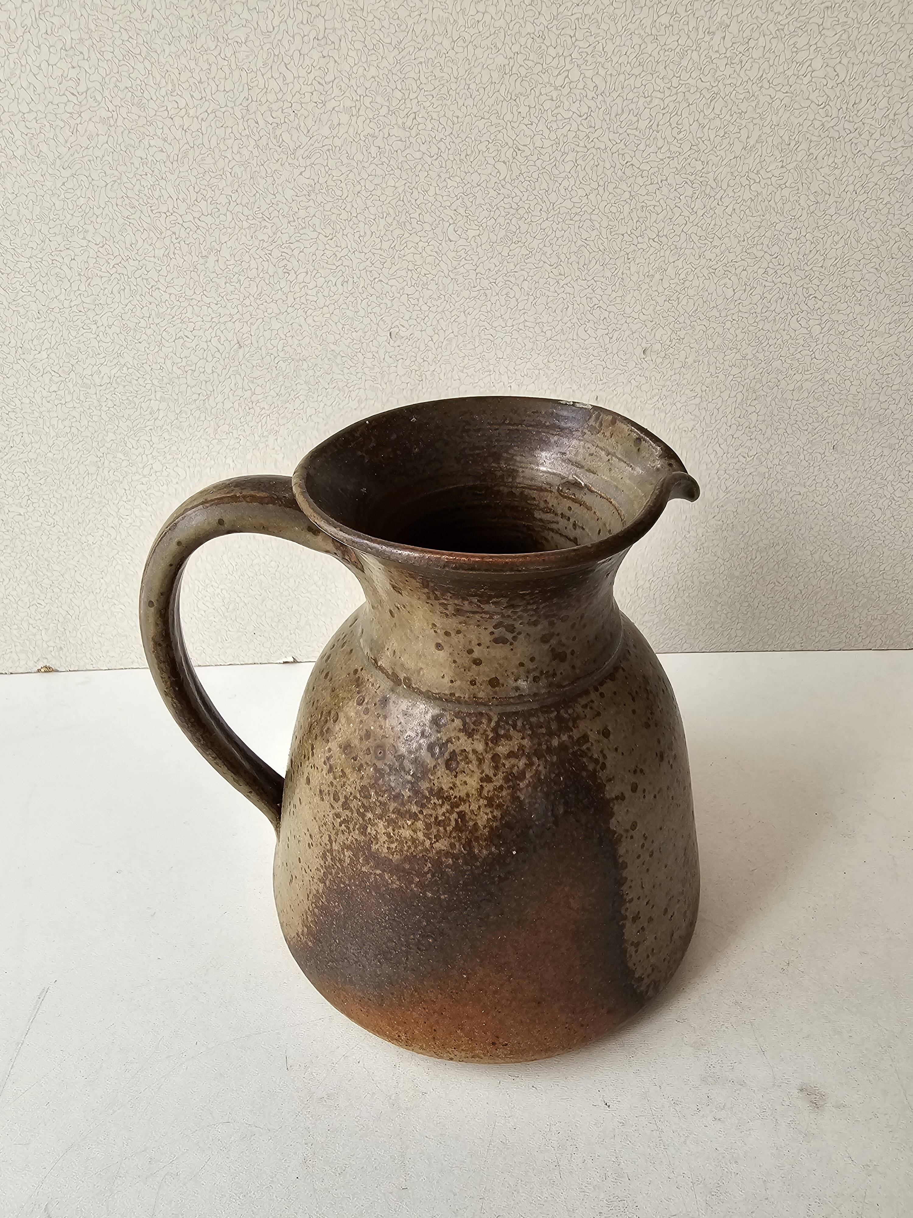 Pichet en céramique grés pyrithé signé GRh. (signature à identifier) | Selency