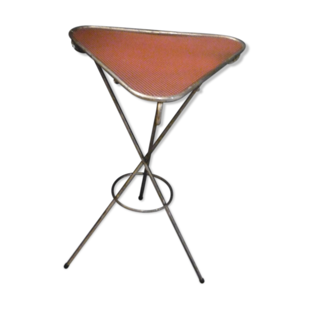 Table tripode triangulaire années 50 plateau perforé rouge | Selency