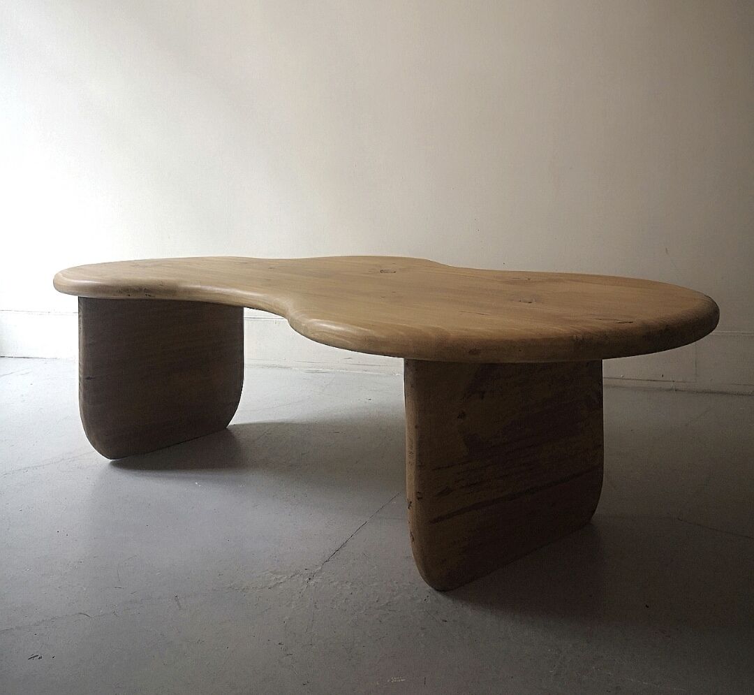 Table basse en bois blanc massif forme libre | Selency