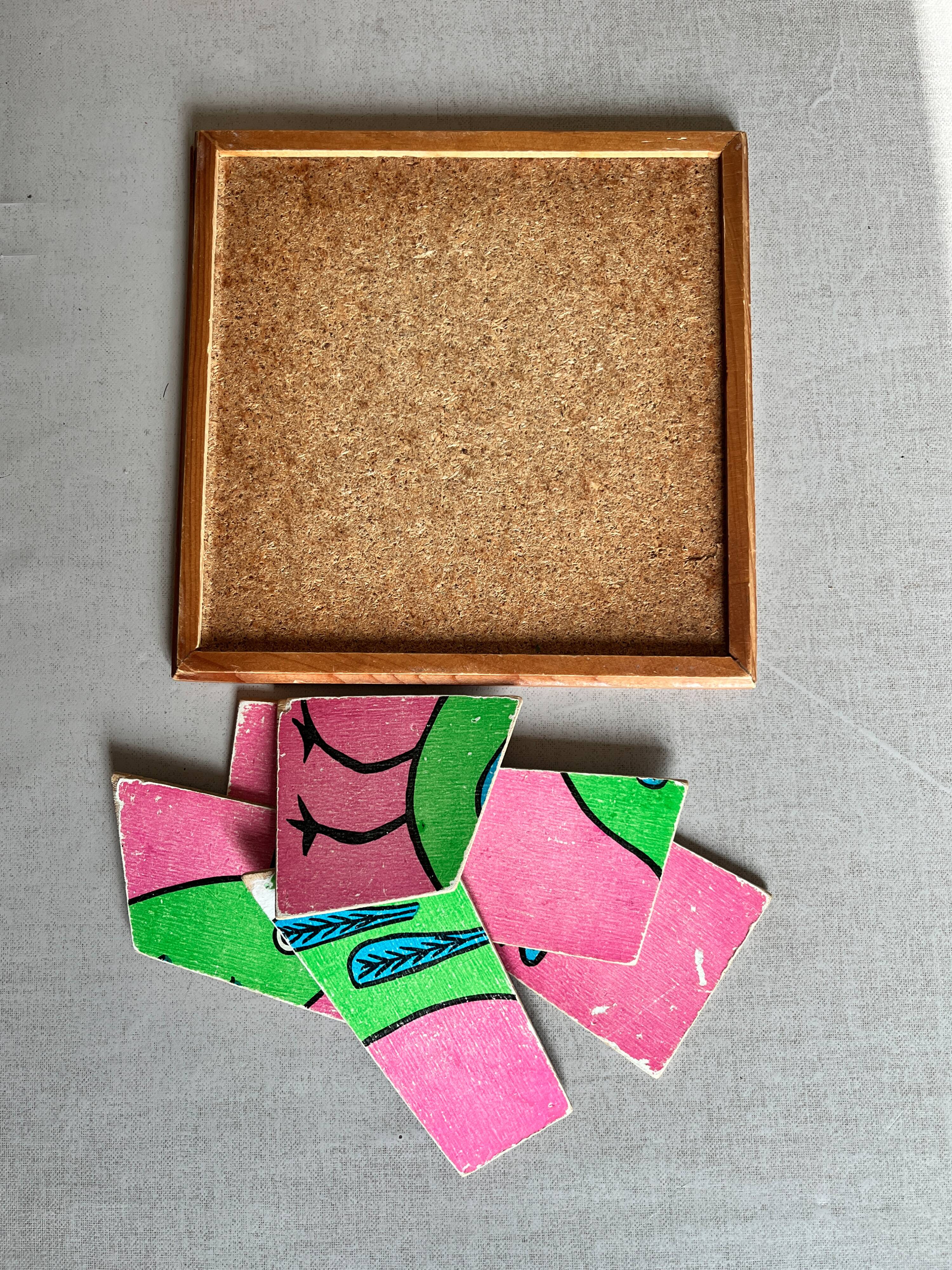 Cadre puzzle en bois des années 60 représentant un oiseau sur fond rose ...