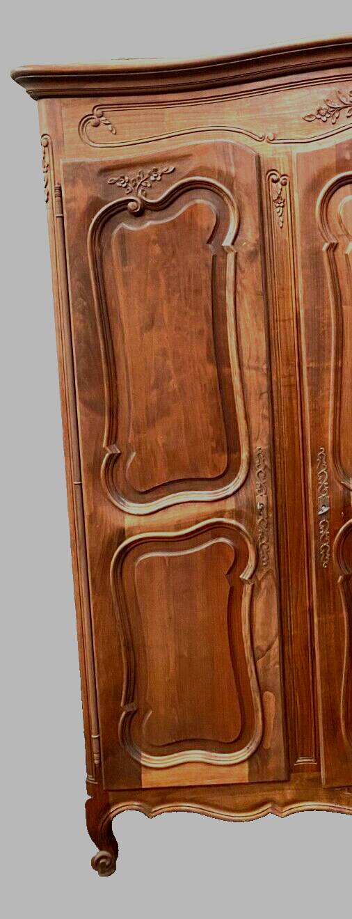 Armoire de rangement de style Régence en noyer massif XX siècle | Selency