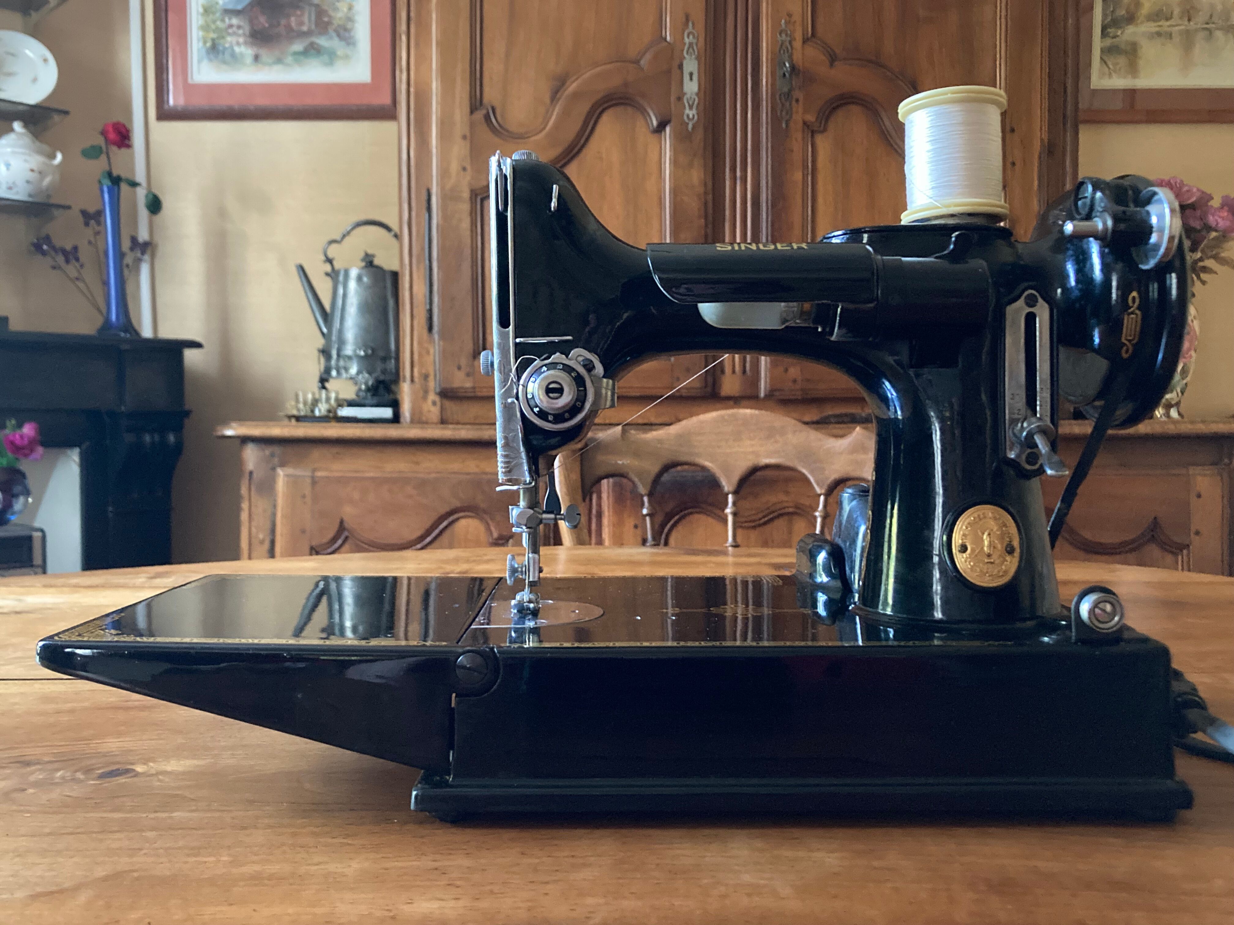 Machine à coudre ancienne Singer 221K | Selency
