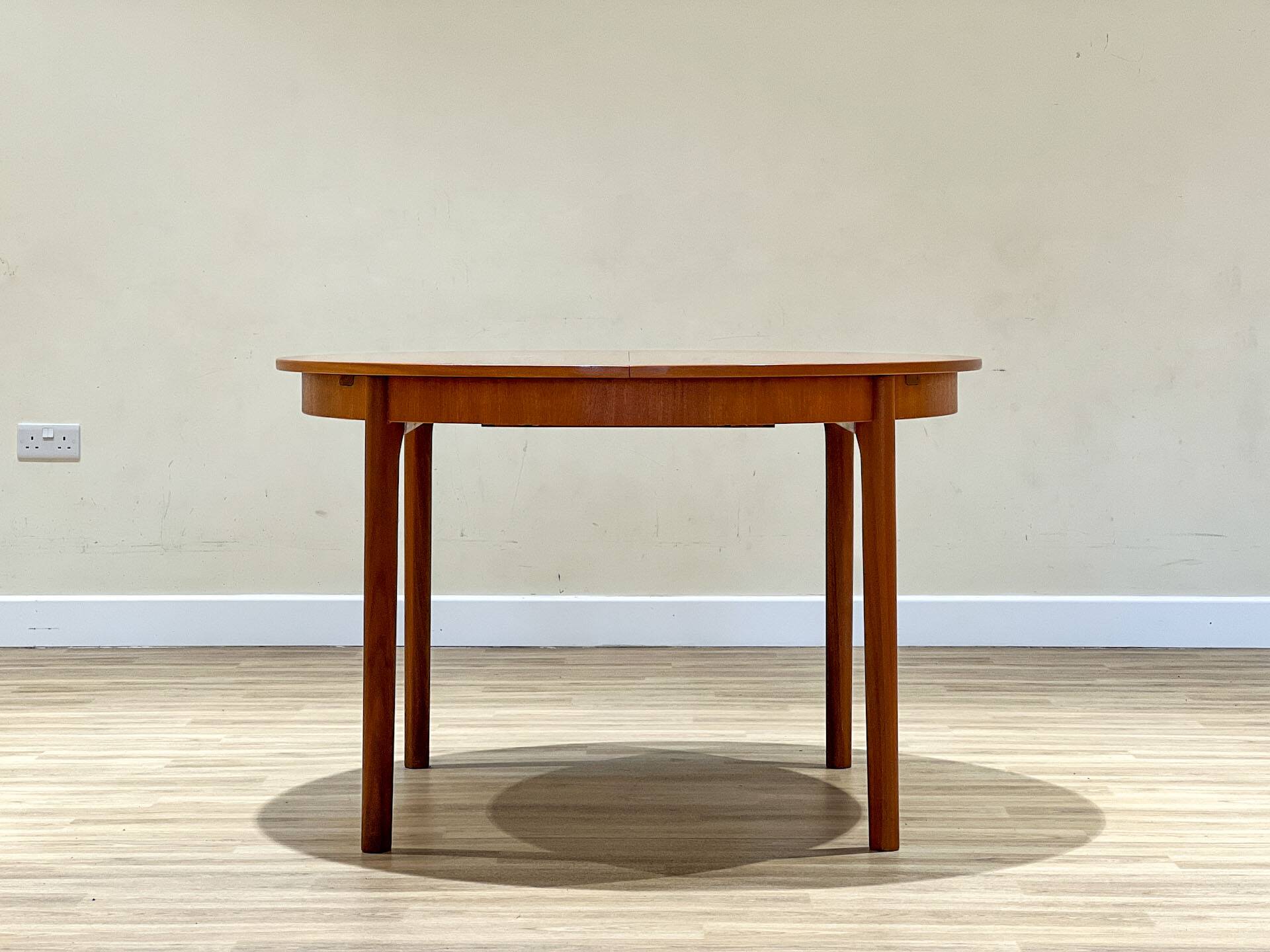 McIntosh Extending Round Table In Teak (Eden Collection) | Selency