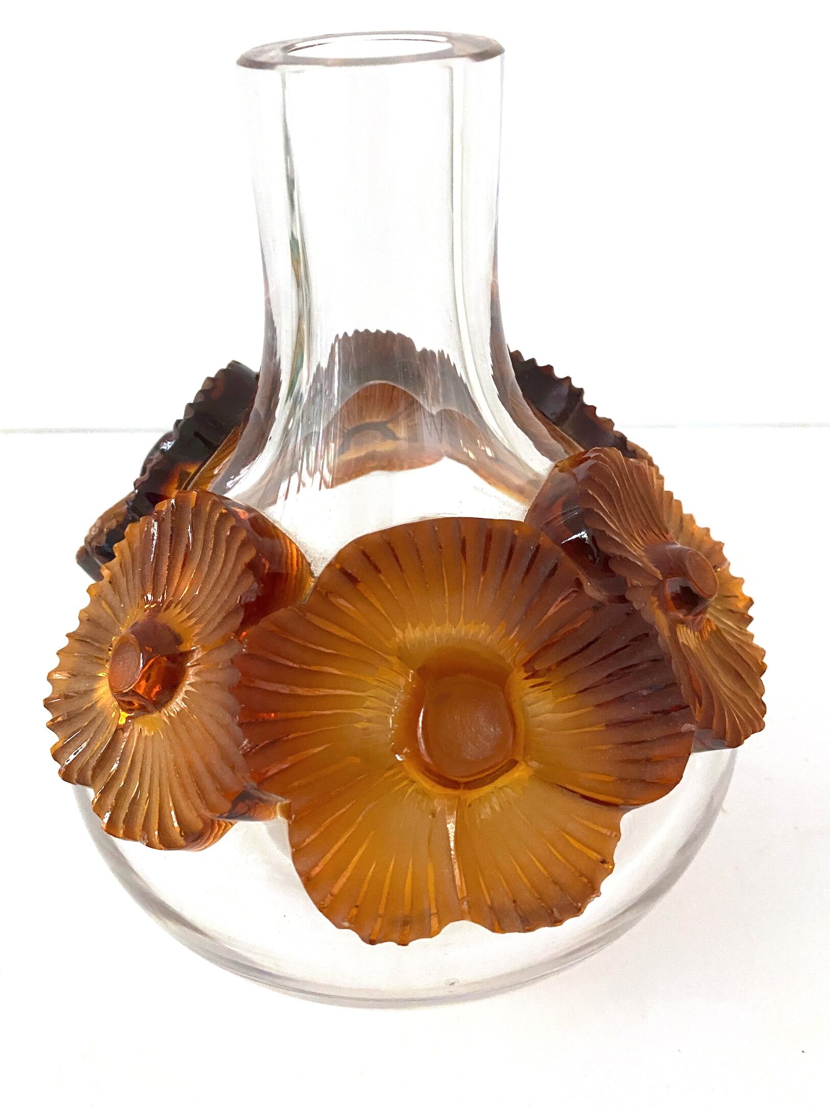 Vase de René Lalique en cristal et fleurs anémones en applique en pâte ...