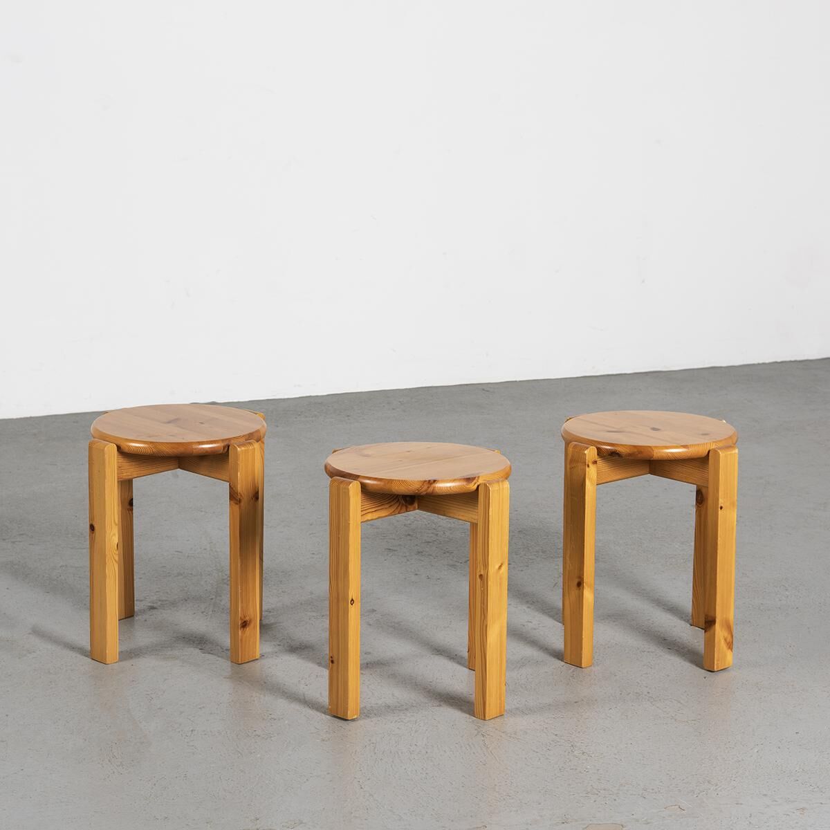 Suite de 3 tabourets en pin massif, circa 1960 | Selency