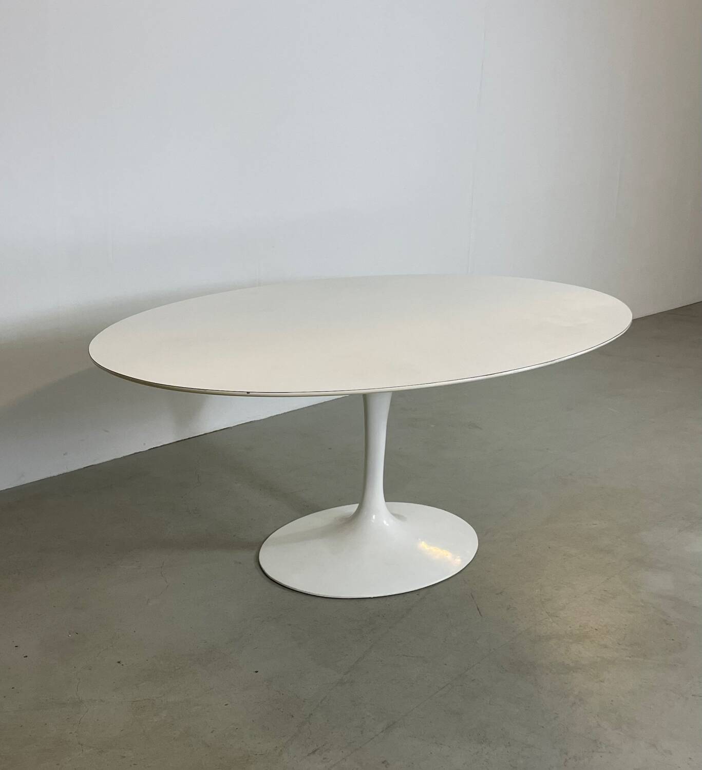 Table de Salle à Manger Ovale Tulipe par Eero Saarinen pour Knoll | Selency