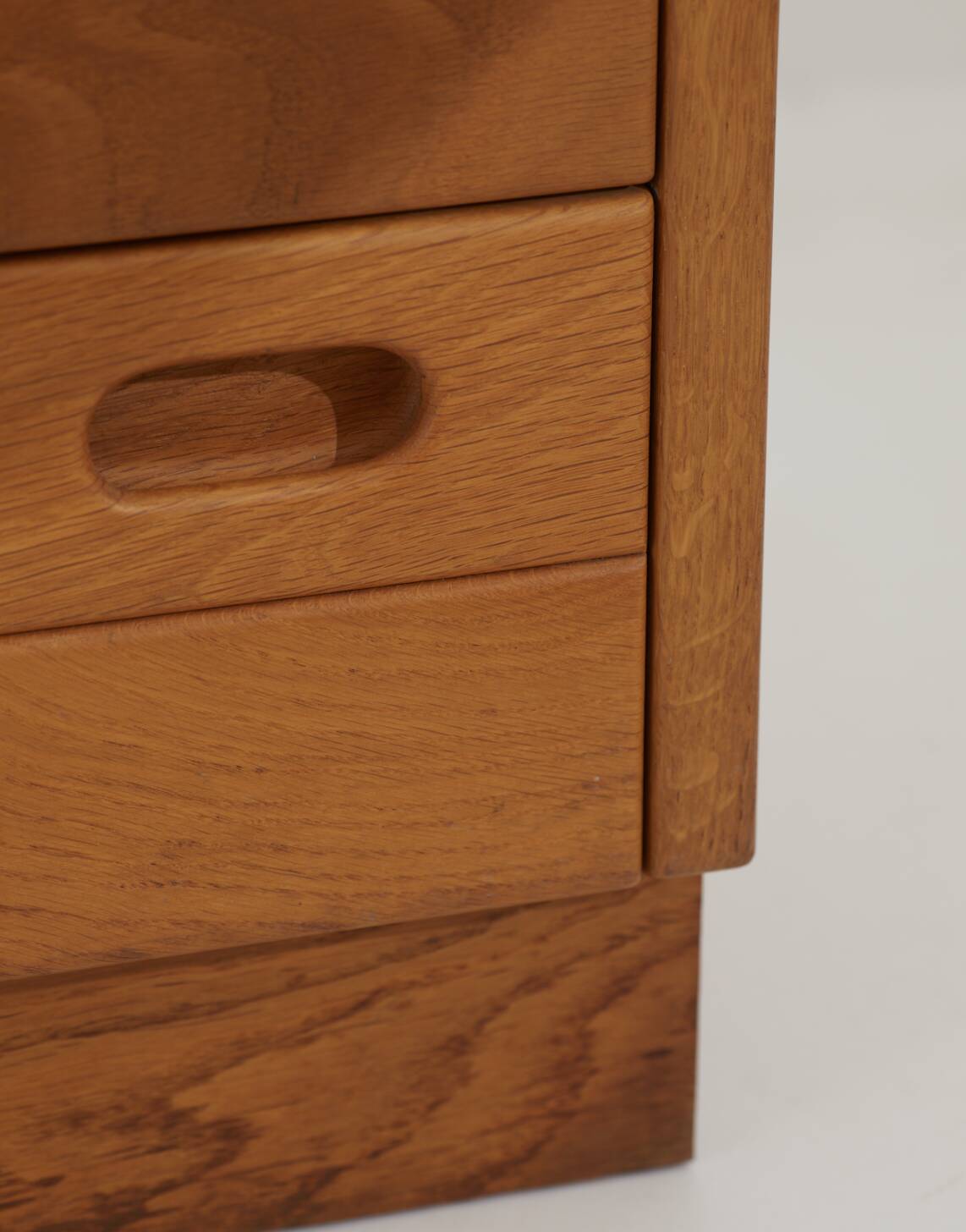 Petite commode 2 tiroirs en bois (chêne) massif vintage Circa 1980 | Selency