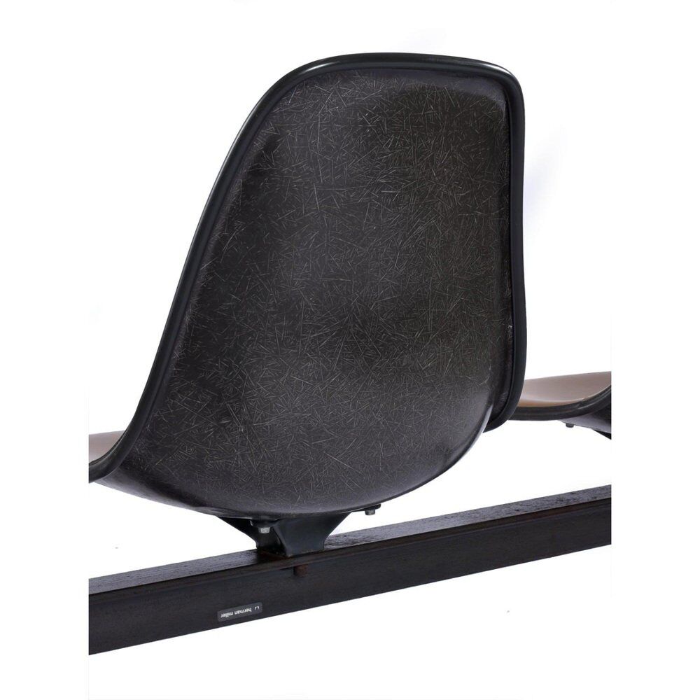 Banc tandem avec chaises à coque en Naugahyde marron de Charles et Ray ...