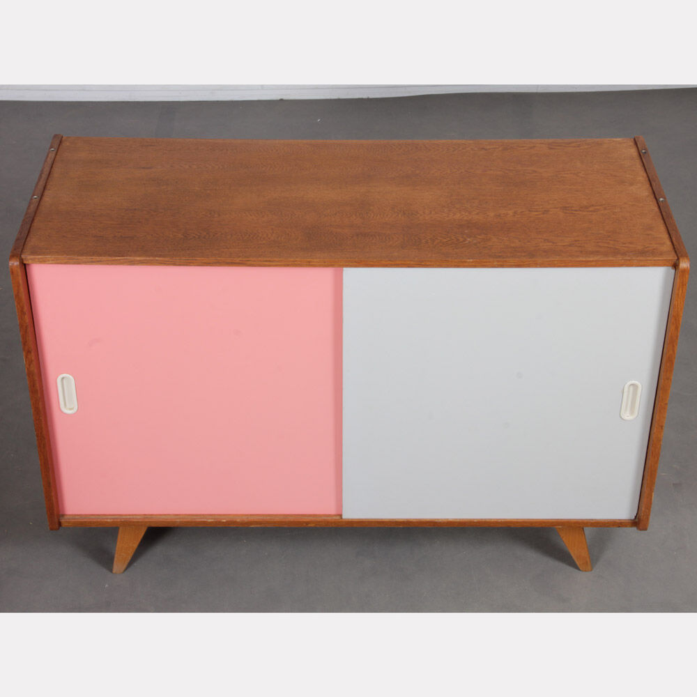 Commode rose et blanche par Jiri Jiroutek, modèle U-452 vers 1960 | Selency