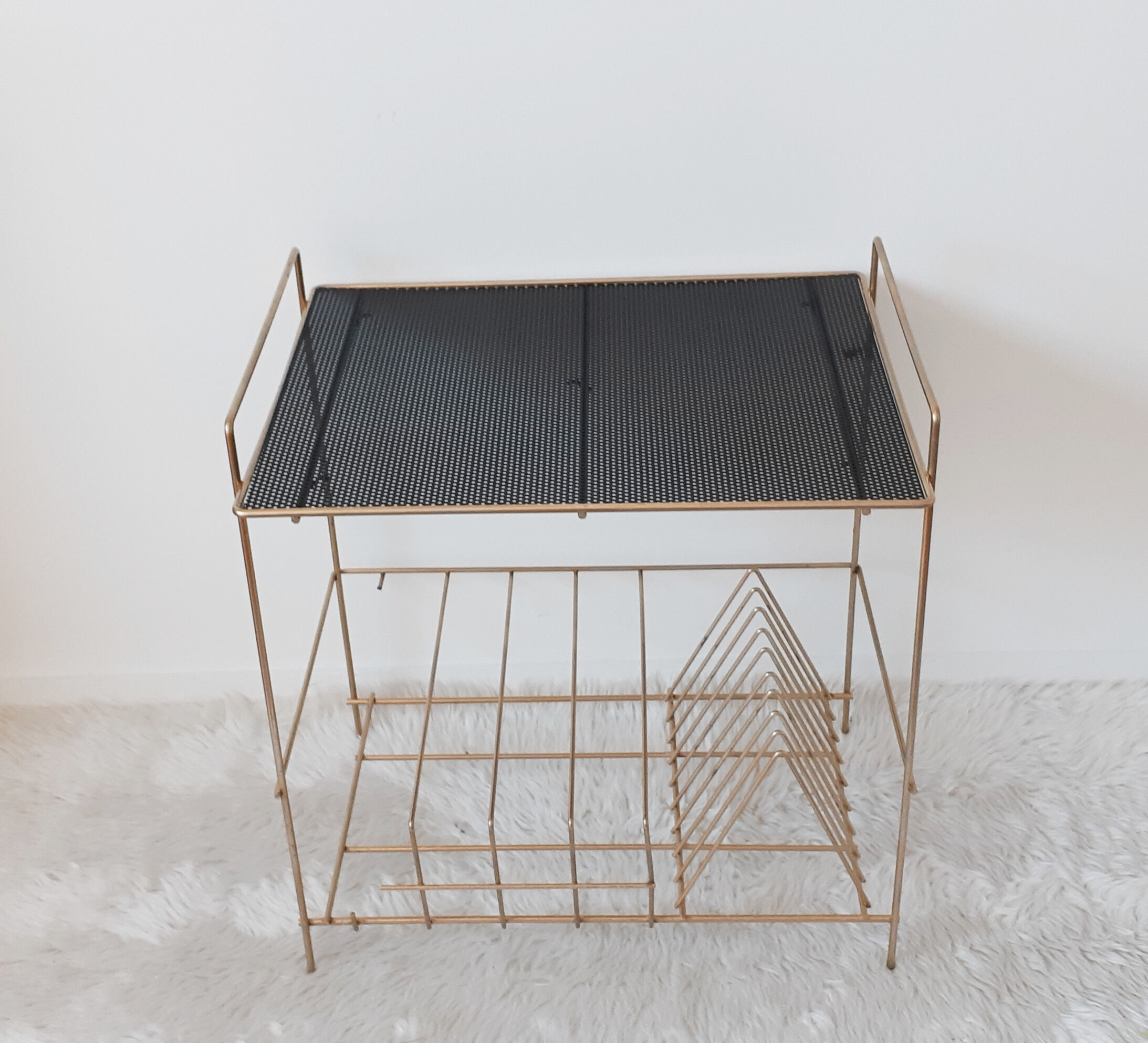 Table porte électrophone en métal ajouré et doré | Selency