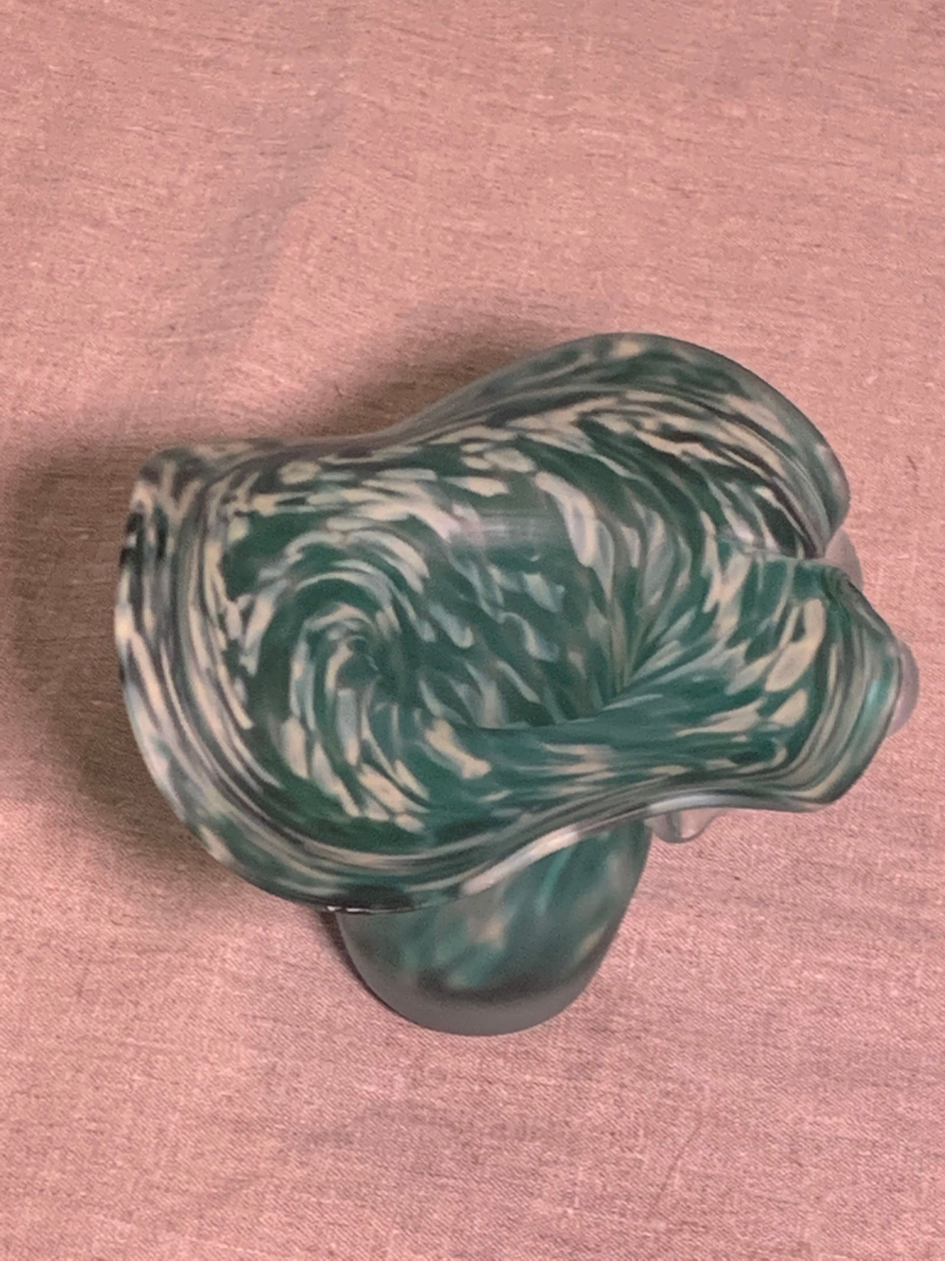 Vase en pâte de verre de Clichy vert et blanc en forme de corolle ...