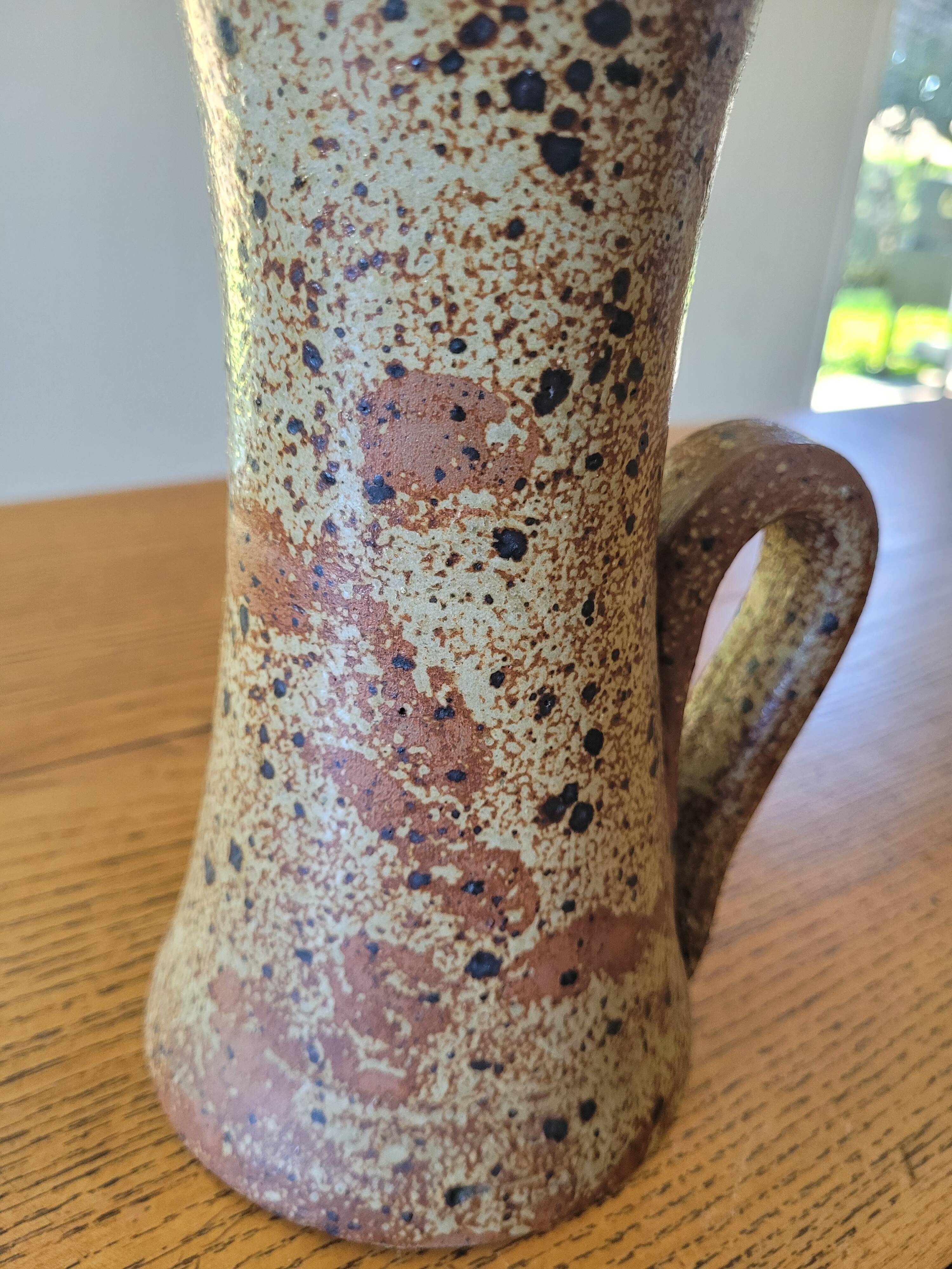 Grand pichet en grès pyrite à anse appliquée | Selency