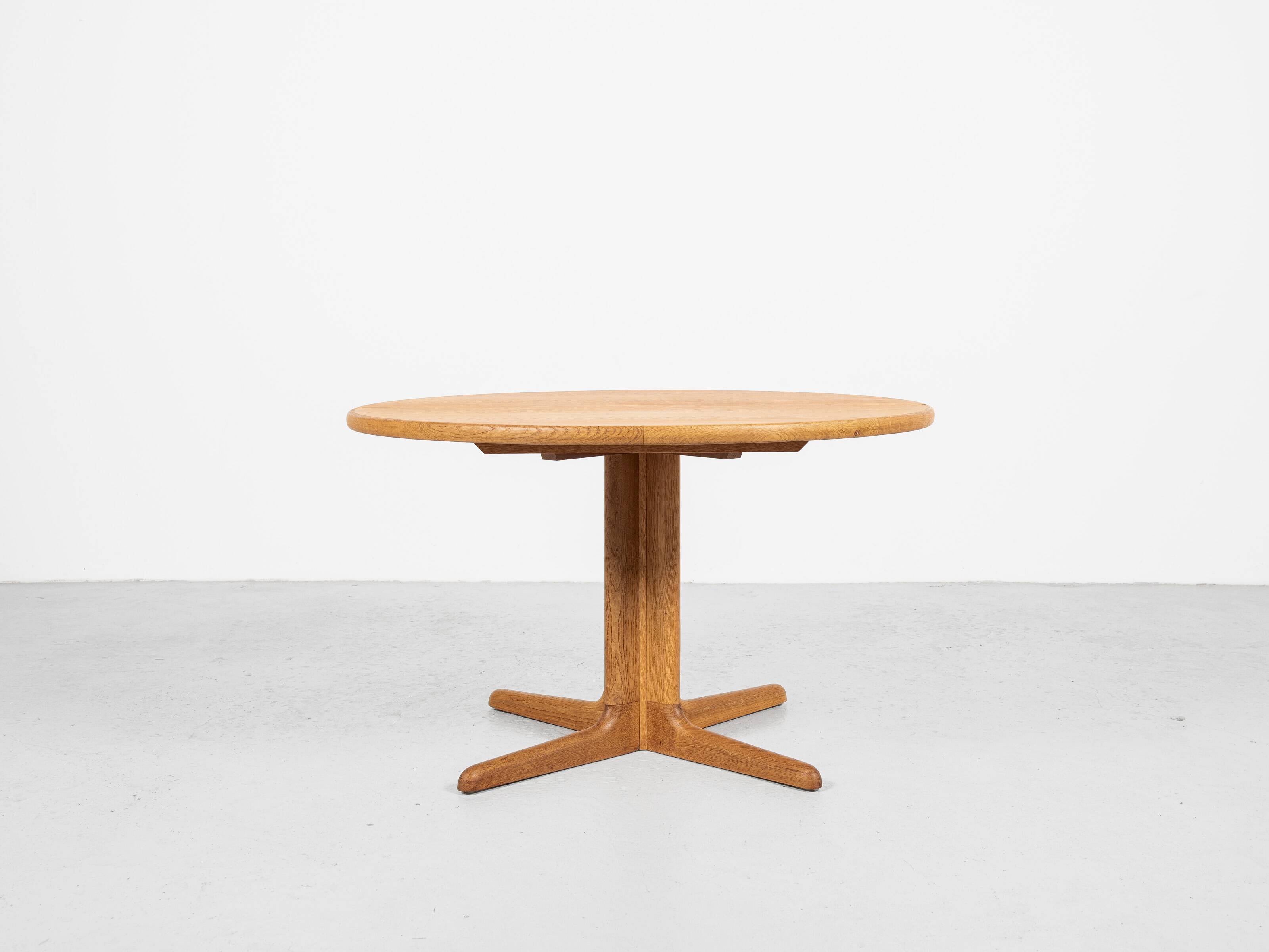 Midcentury Danish round extendable dining table in oak by Skovby 1960s | Selency