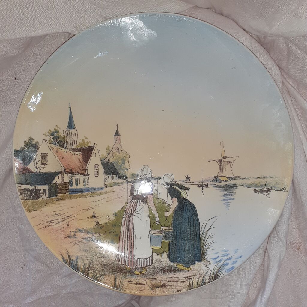 Grand plat en faience de Delft. Scène de vie; | Selency