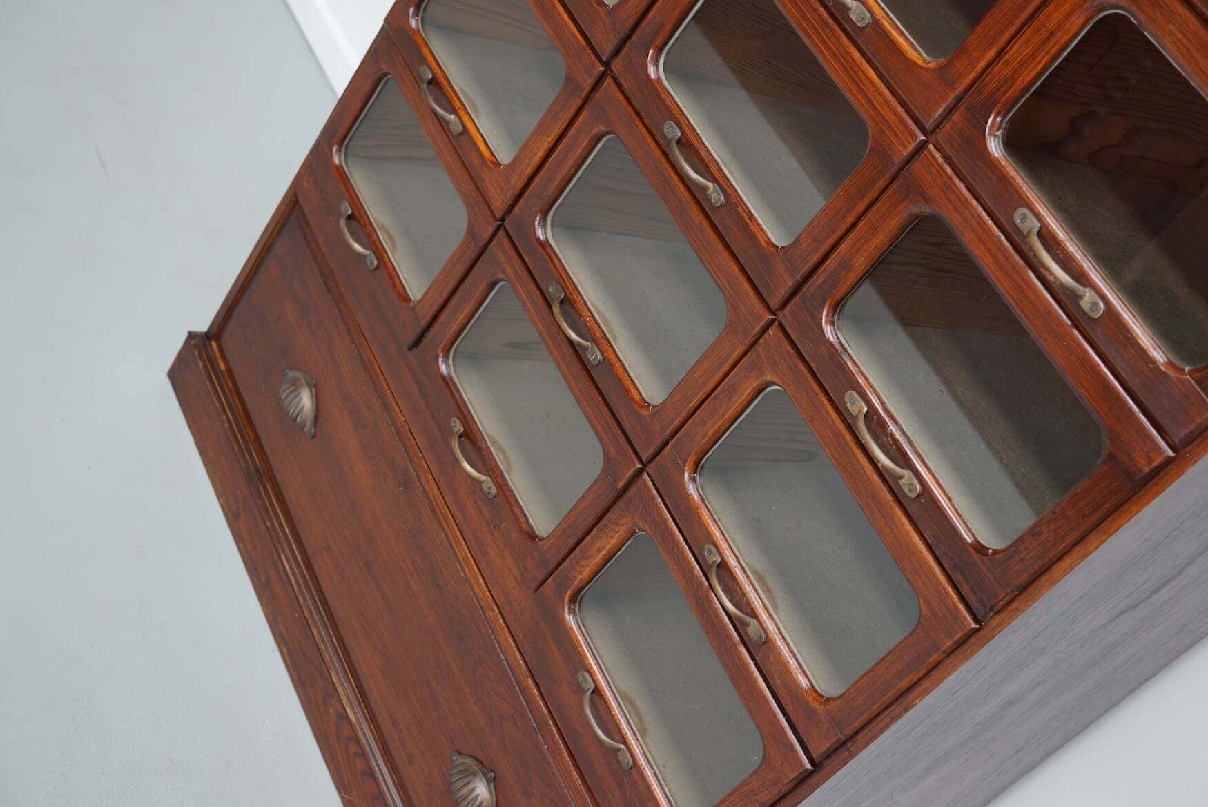 Meuble de mercerie anglais avec tiroirs vitrés, vers 1930 | Selency