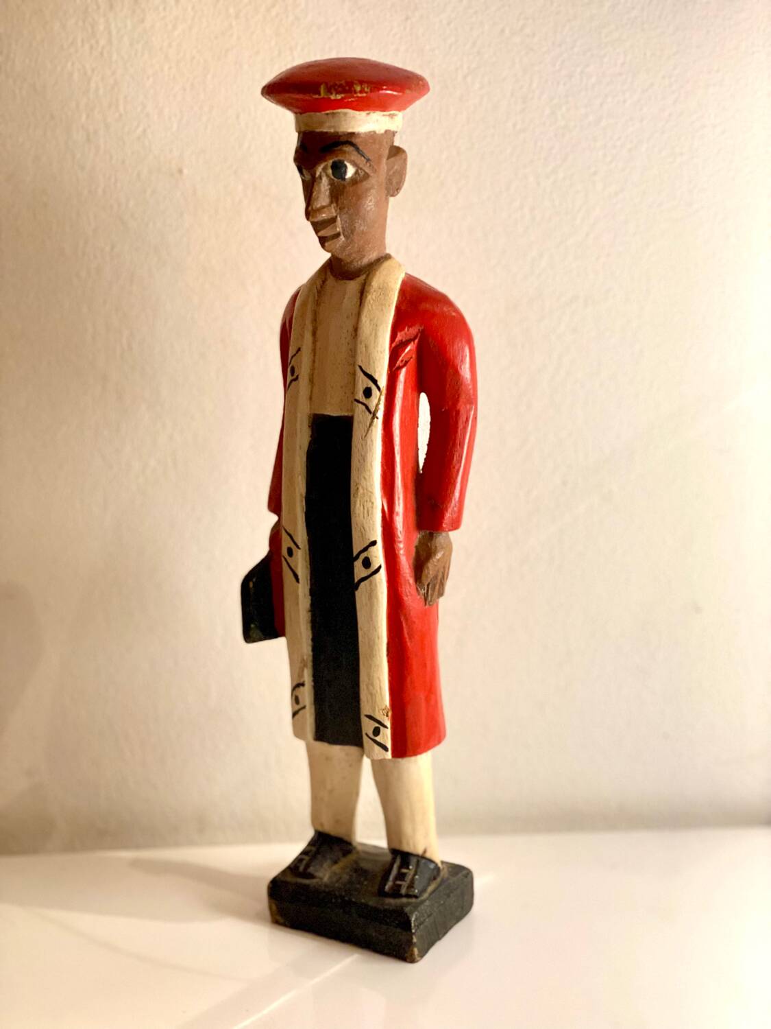 Statuette coloniale « Magistrat » en bois peint | Selency