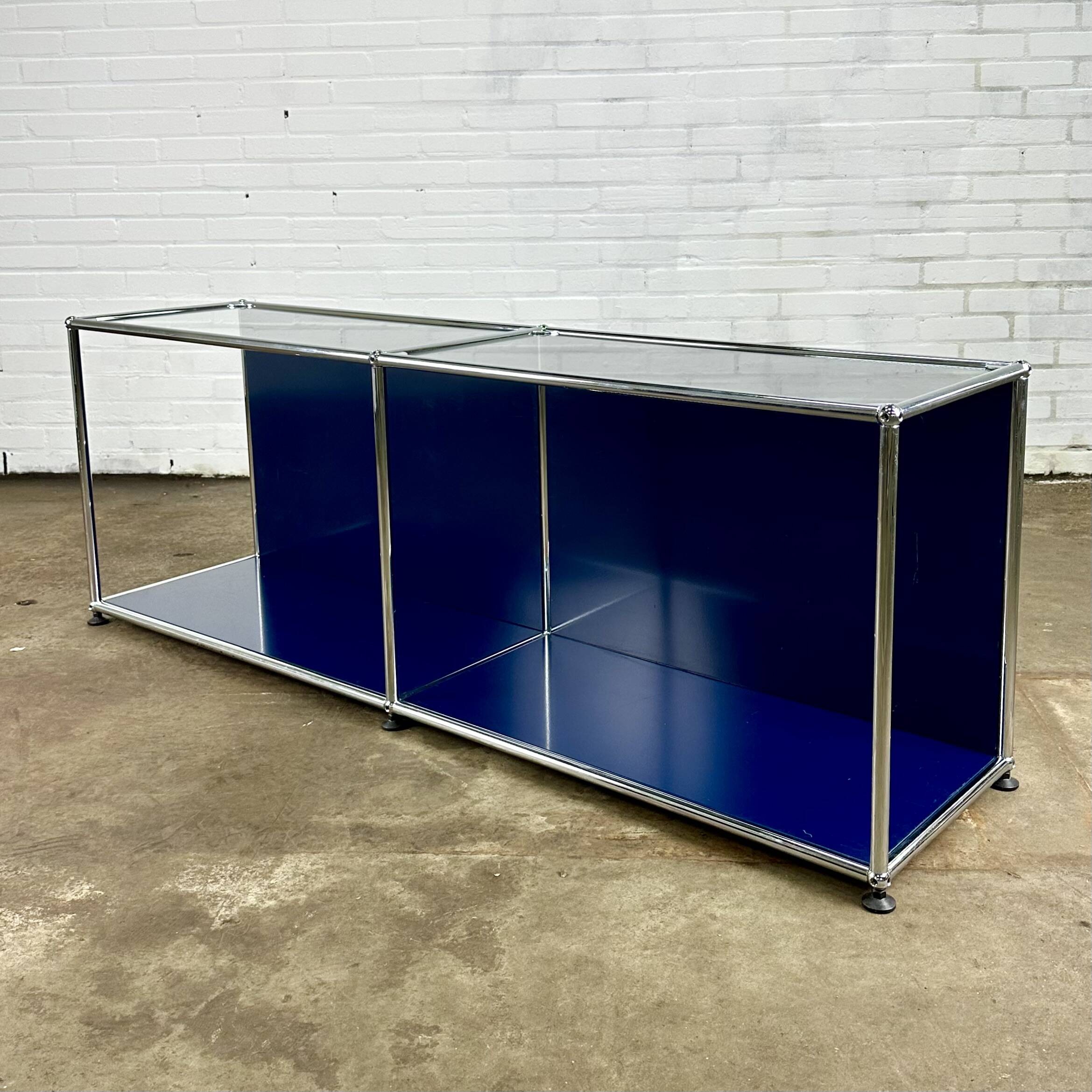 Buffet bas / buffet USM Haller bleu foncé ouvert avec plateau en verre ...