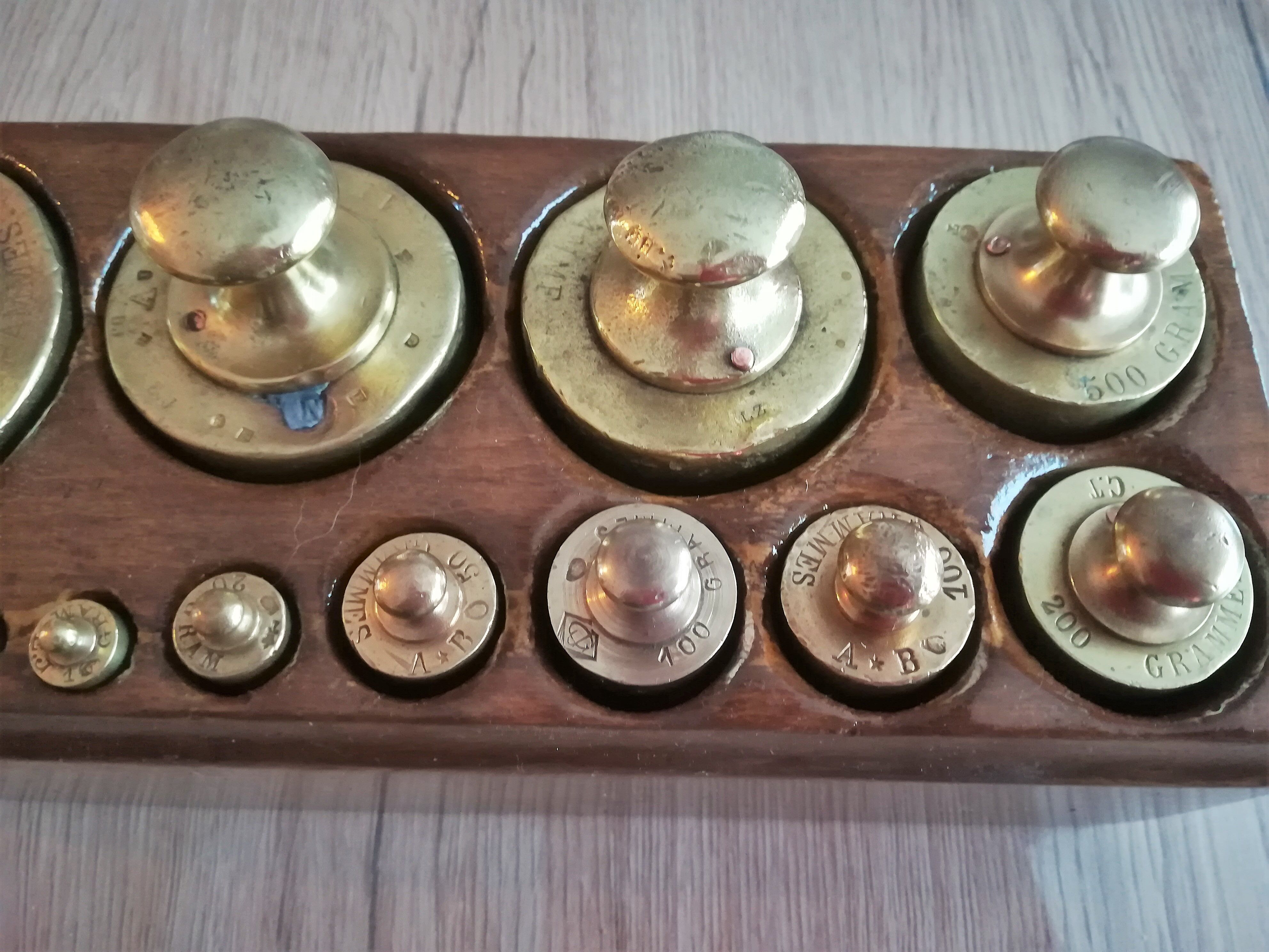 Boite de 15 poids en Laiton du 1 gramme au 2 kilos | Selency