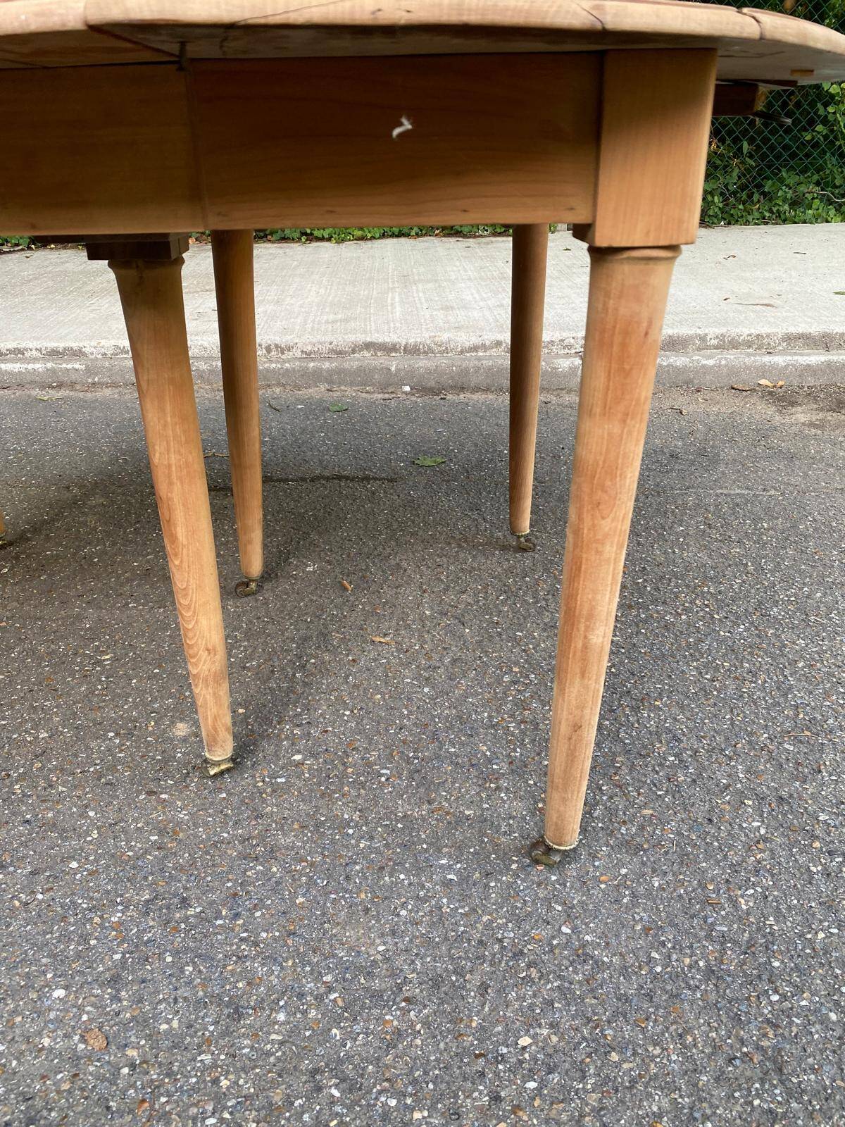 Table à manger ronde extensible à volets rénovée en bois massif XIXème 150c | Selency