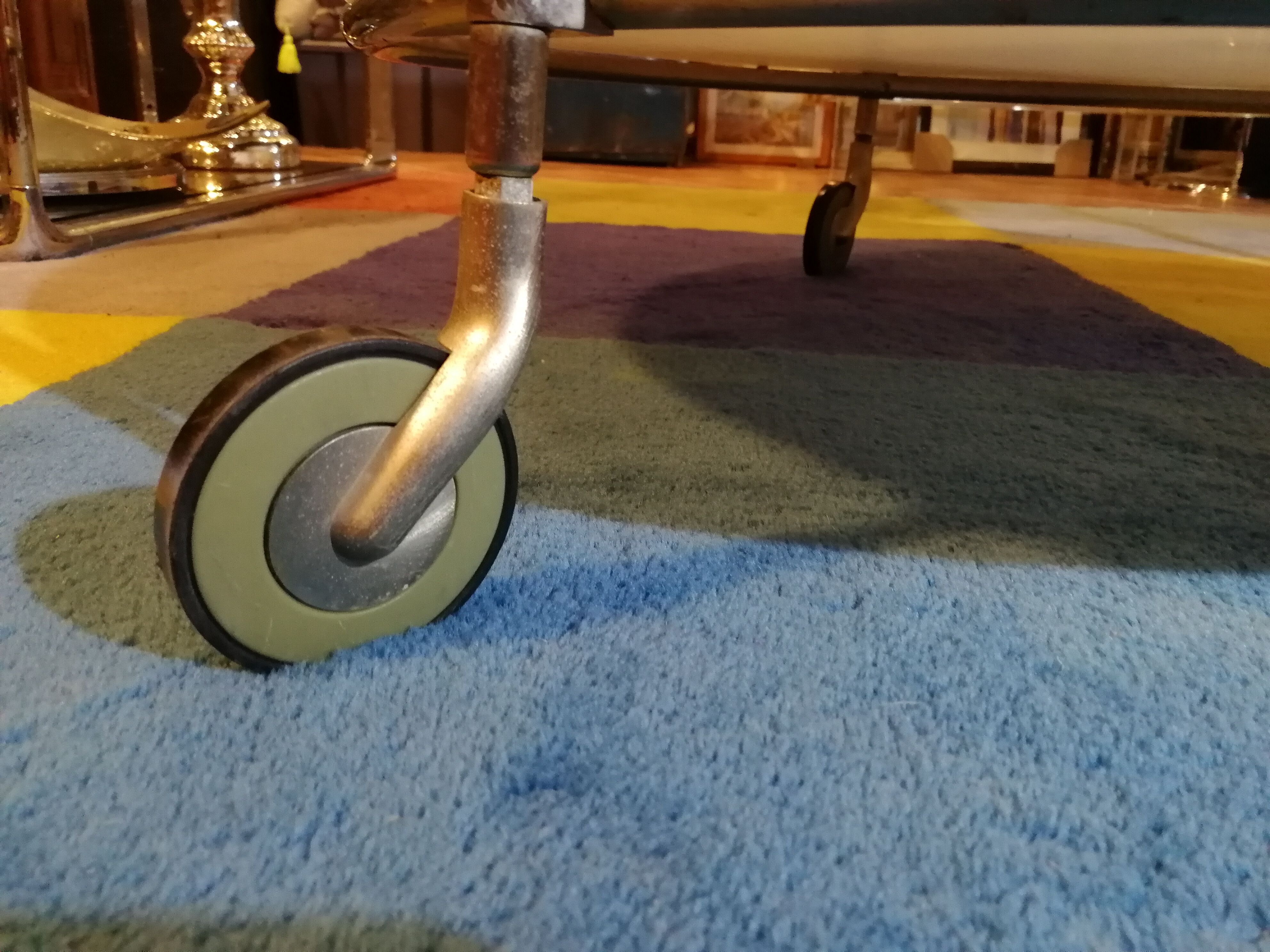 Table basse ronde blanche 2 plateaux verre sur 3 roulettes | Selency