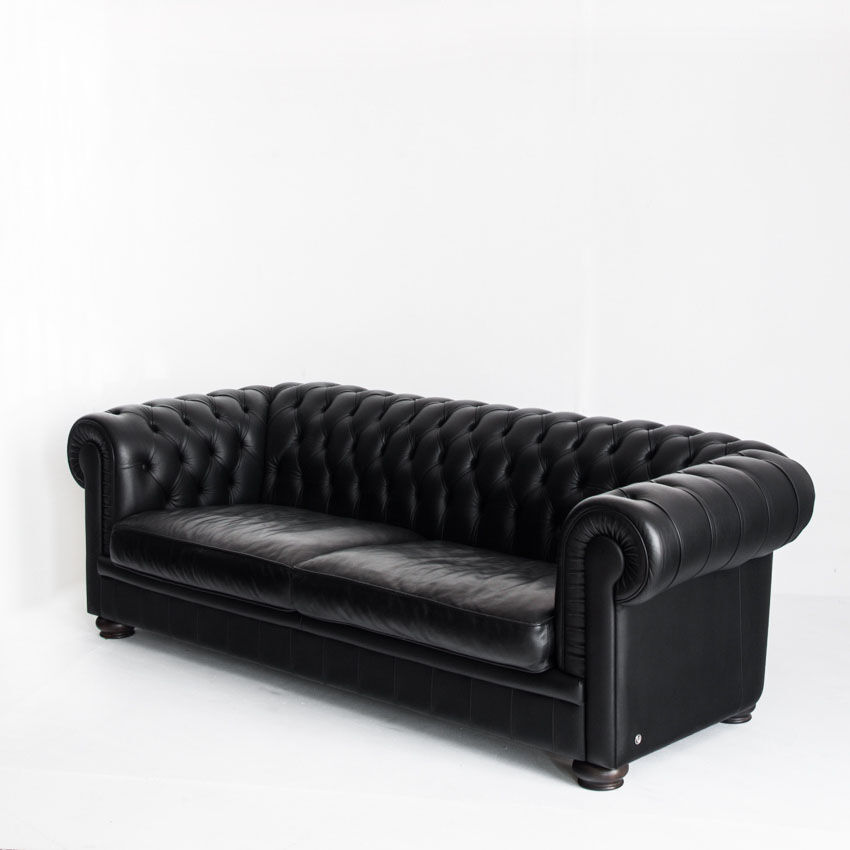 Canapé Chesterfield 3 places en cuir noir. Edité par Natuzzi. Modèle ...