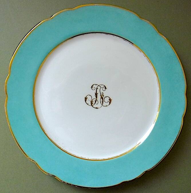 Une assiette bâtée et deux assiettes plates centrées d'initiales | Selency