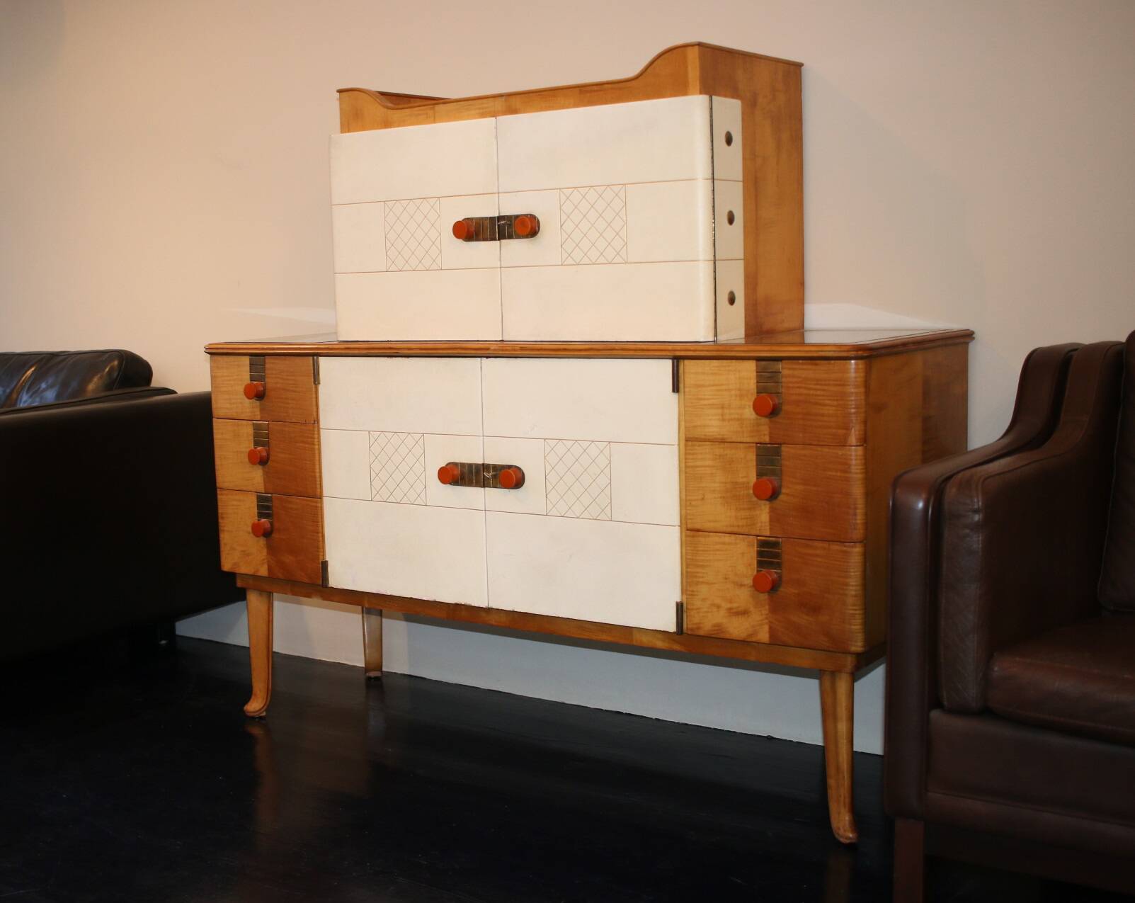 Buffet Art déco en érable, cuir et verre. Laszlo Hoenig, Londres, 1940 ...