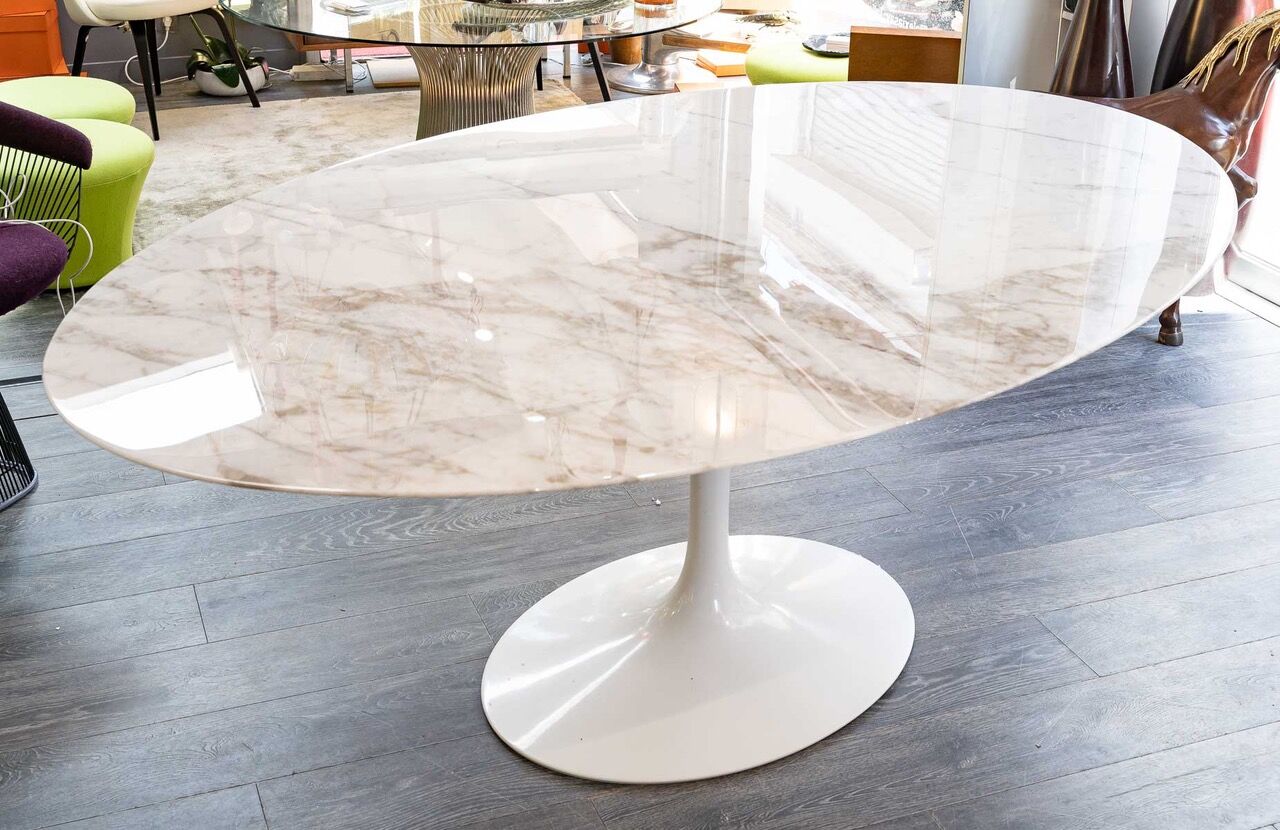 Table « Tulip ovale » en marbre calacatta oro d'Eero Saarinen pour ...