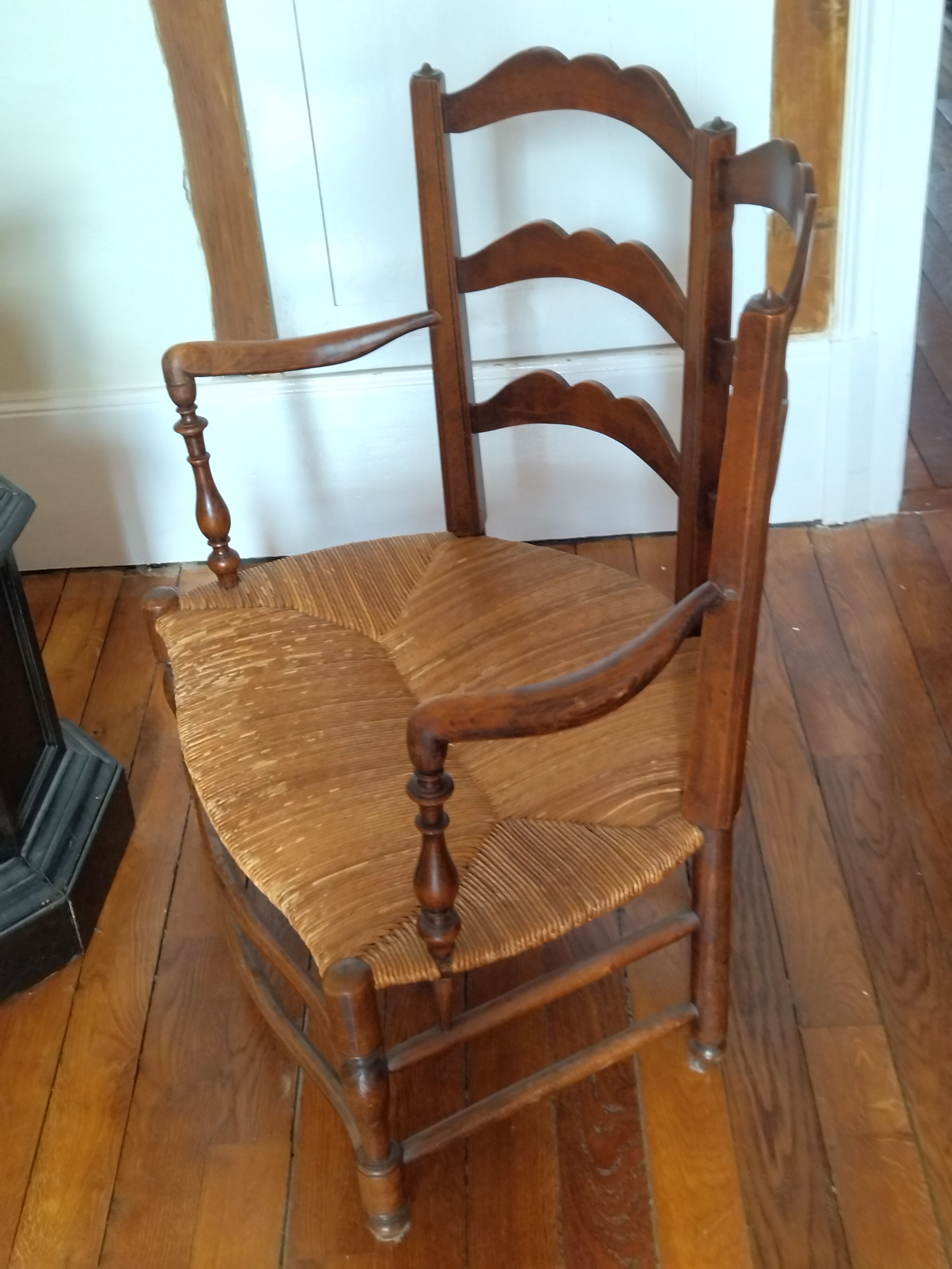 Fauteuil ancien bois massif, paillé, dit ''de grand mere'' | Selency