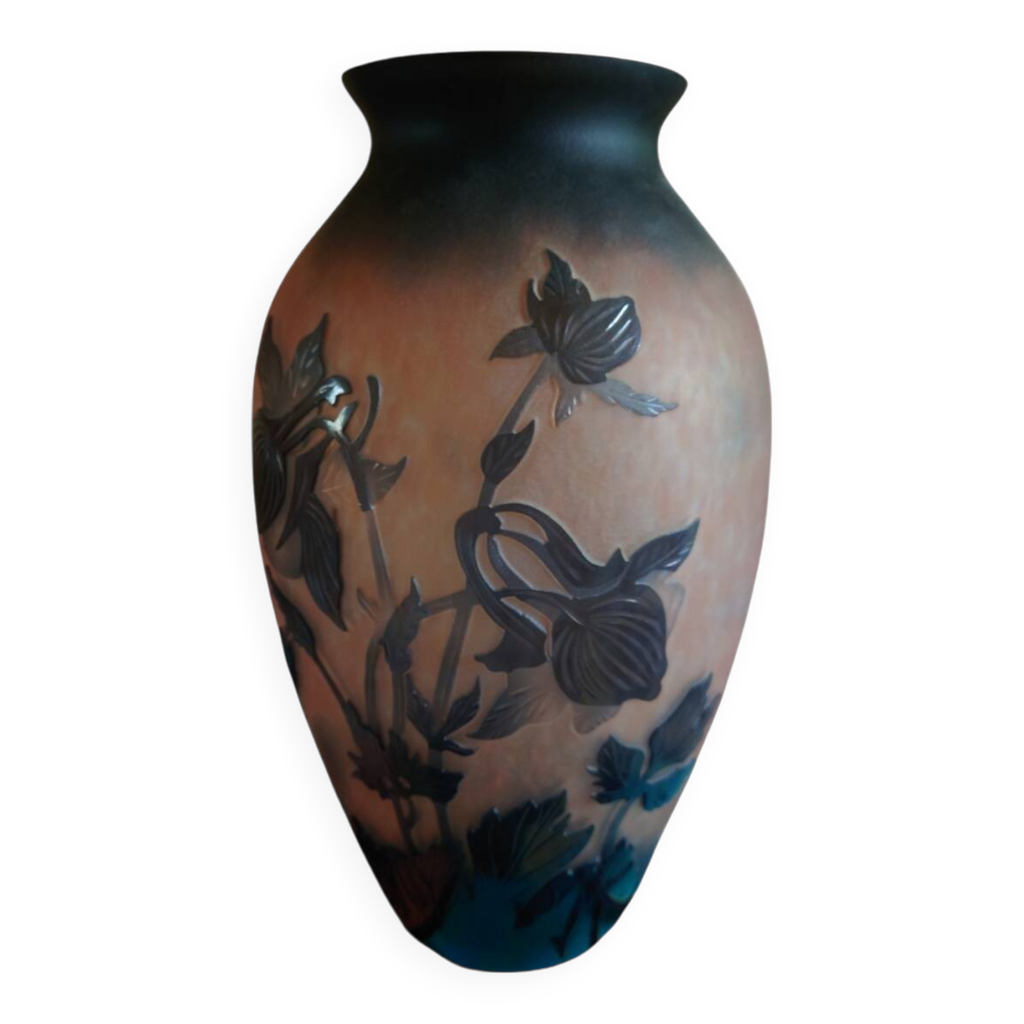 Vase balustre en verre multicouche dégagé a l'acide décor végétal signé ...