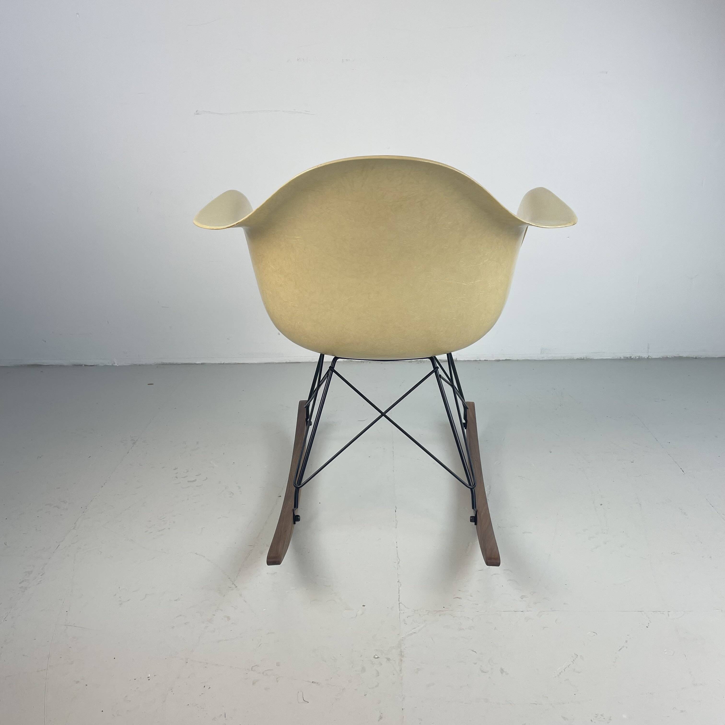 Fauteuil à bascule RAR Eames Herman Miller des années 1950 en parchemin | Selency