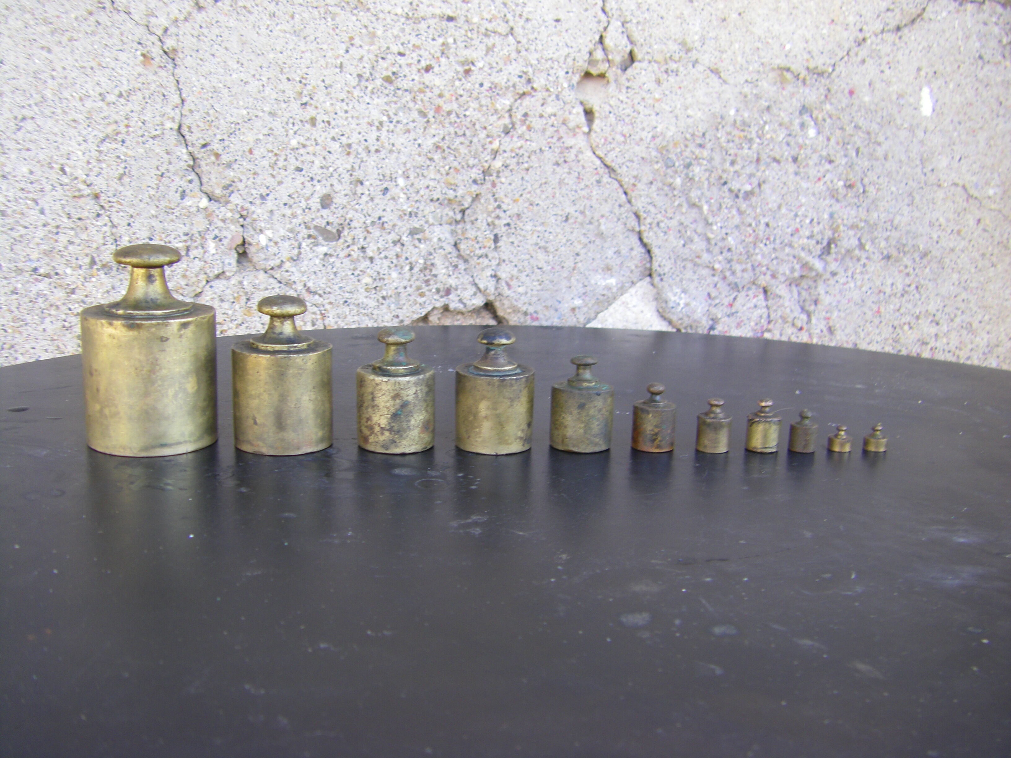 Série de onze poids en laiton ancien | Selency
