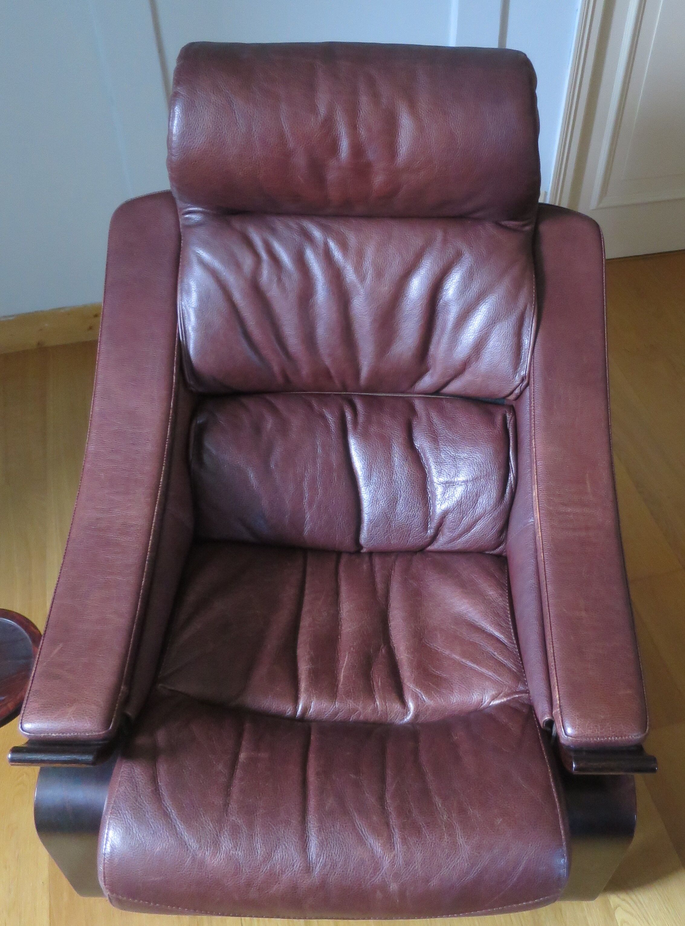 Fauteuil Royal Roche Bobois et son repose pied en cuir | Selency