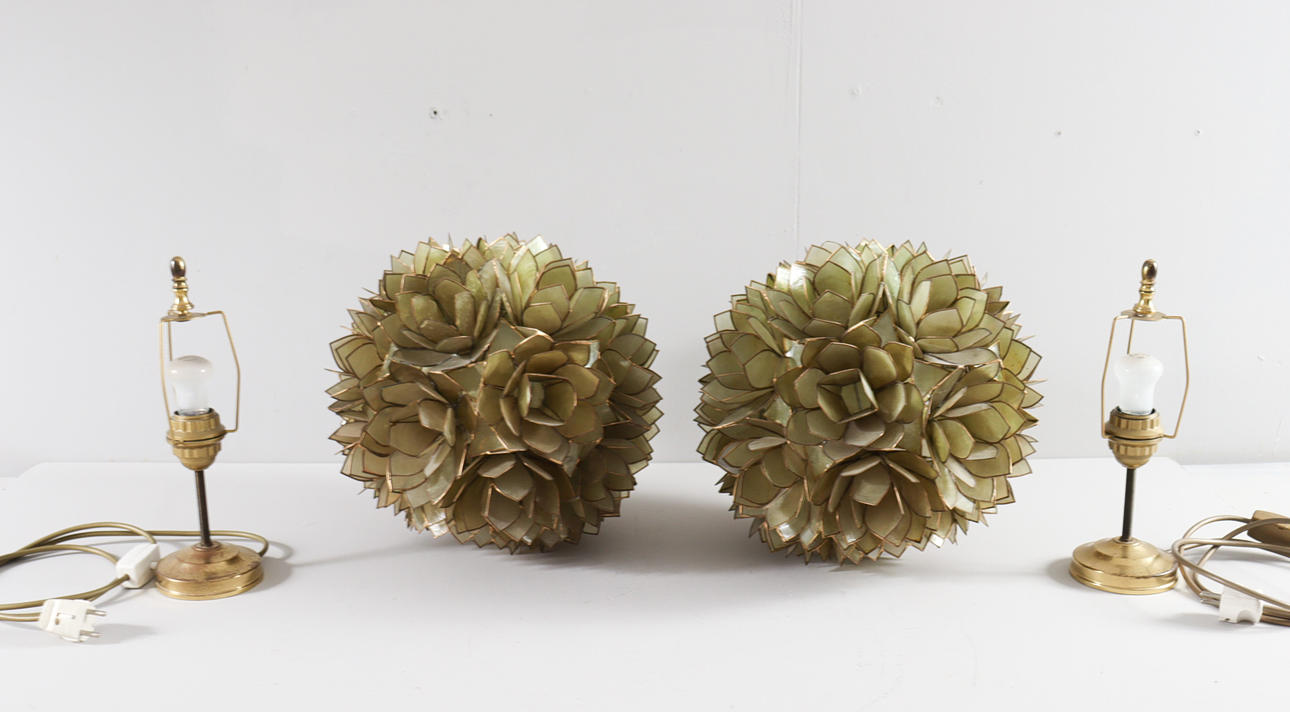 Willy Daro. Attribué. Ensemble de 2 lampes de table à globes en nacre ...