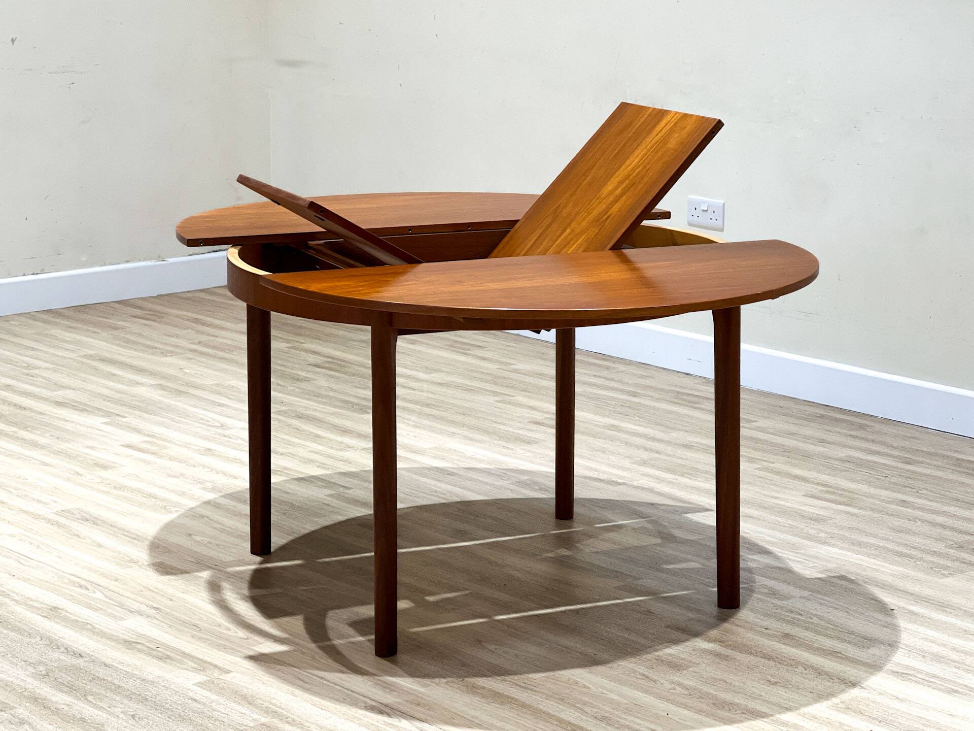 McIntosh Extending Round Table In Teak (Eden Collection) | Selency