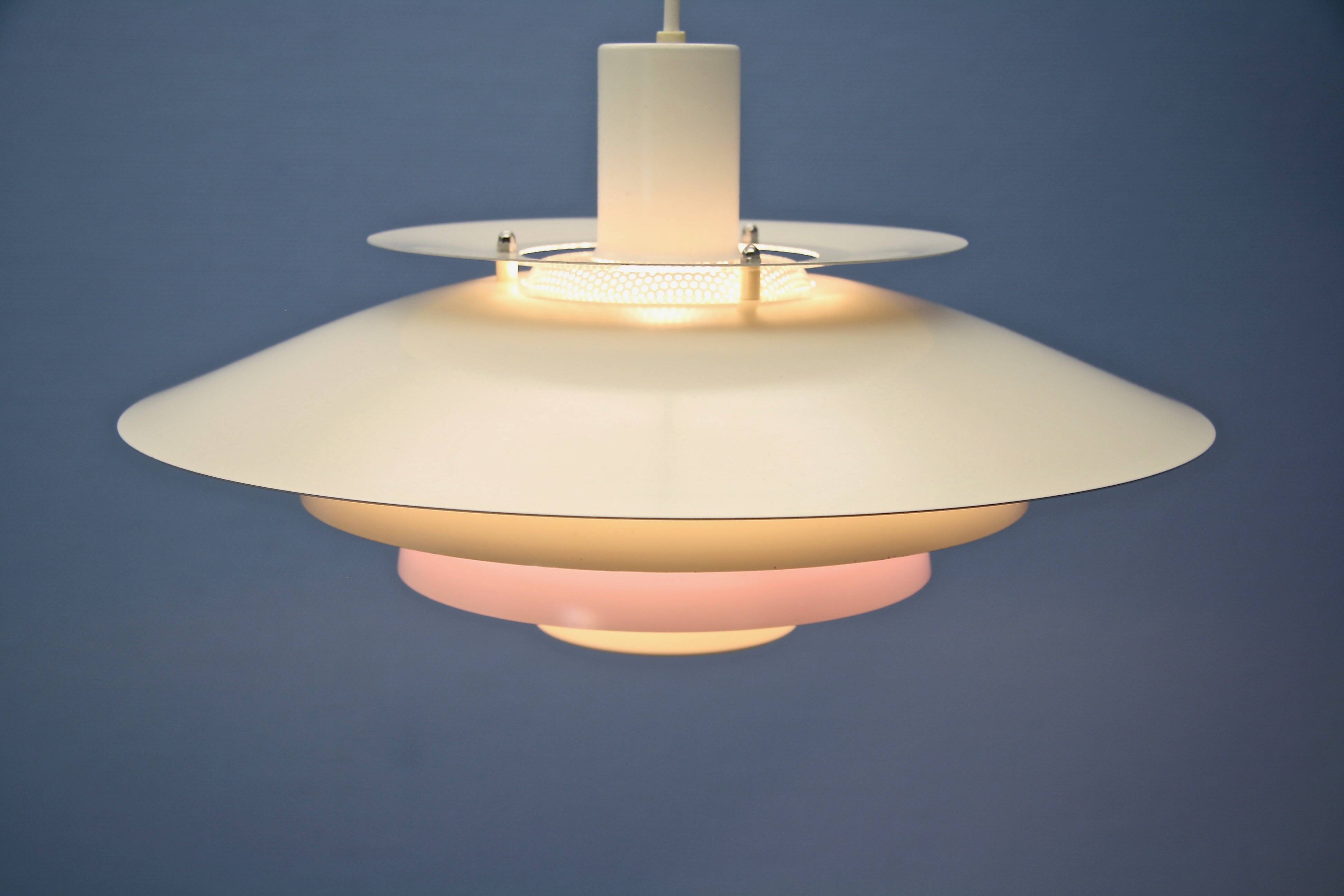 Lampe suspendue danoise en blanc avec accent lilas/rose, années 1980 ...