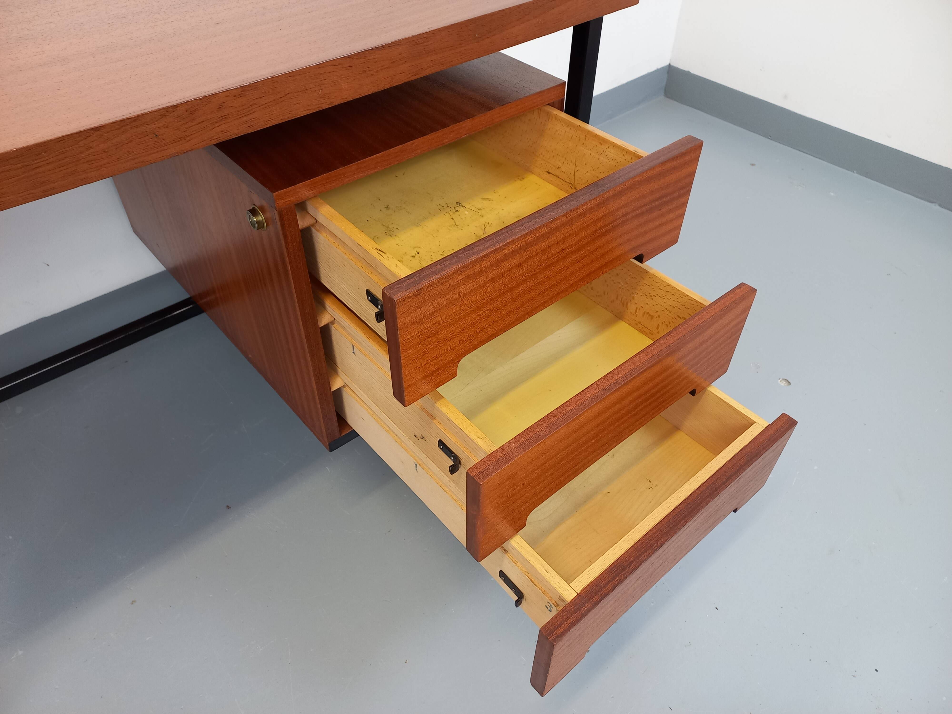 Bureau double-face moderniste vintage en acajou et métal noir des ...