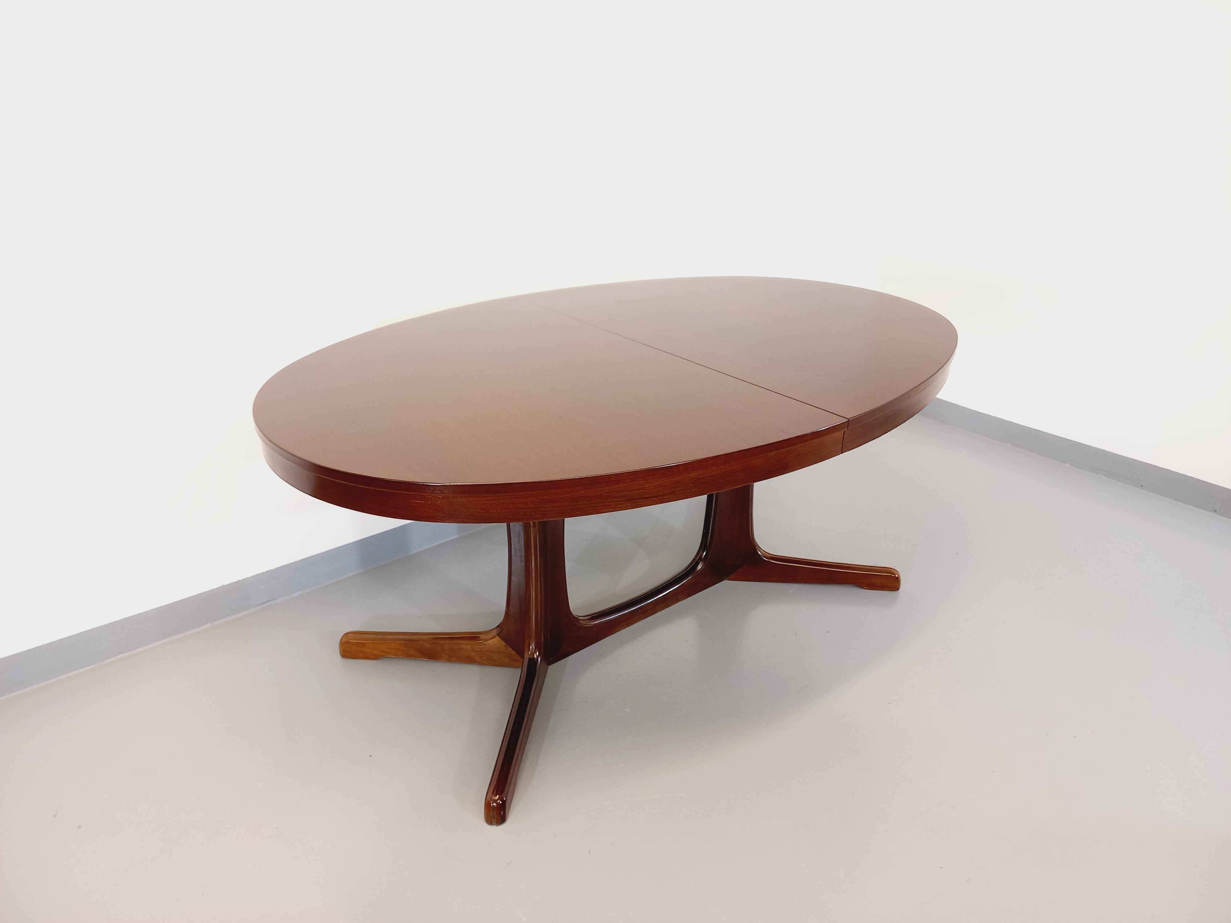 Table à manger ovale style Baumann vintage des années 60/70 en bois d’orme avec rallonges | Selency